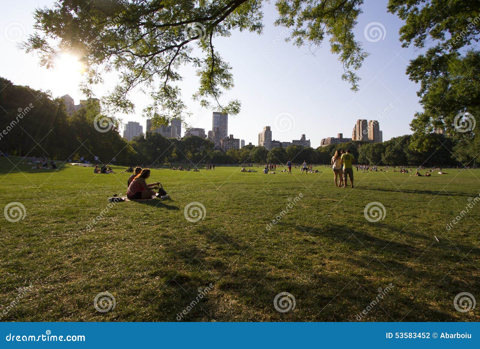 Leute, Die in Central Park Sich Entspannen Redaktionelles ...