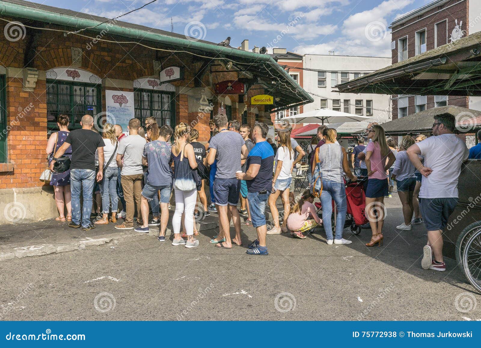 Leute, Die in Der Reihe Stehen Redaktionelles Stockfoto - Bild von ...