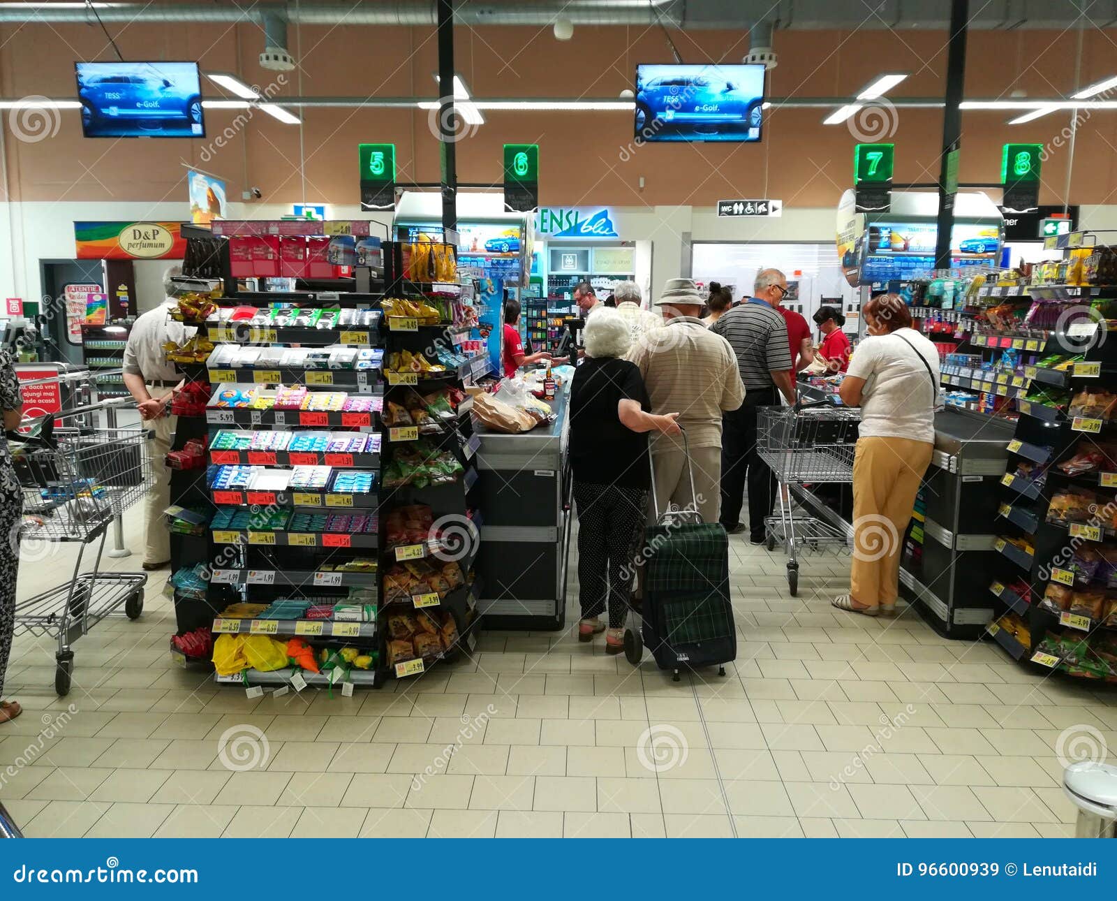 Leute, Die an Der Reihe am Supermarkt Stehen Redaktionelles Stockbild ...