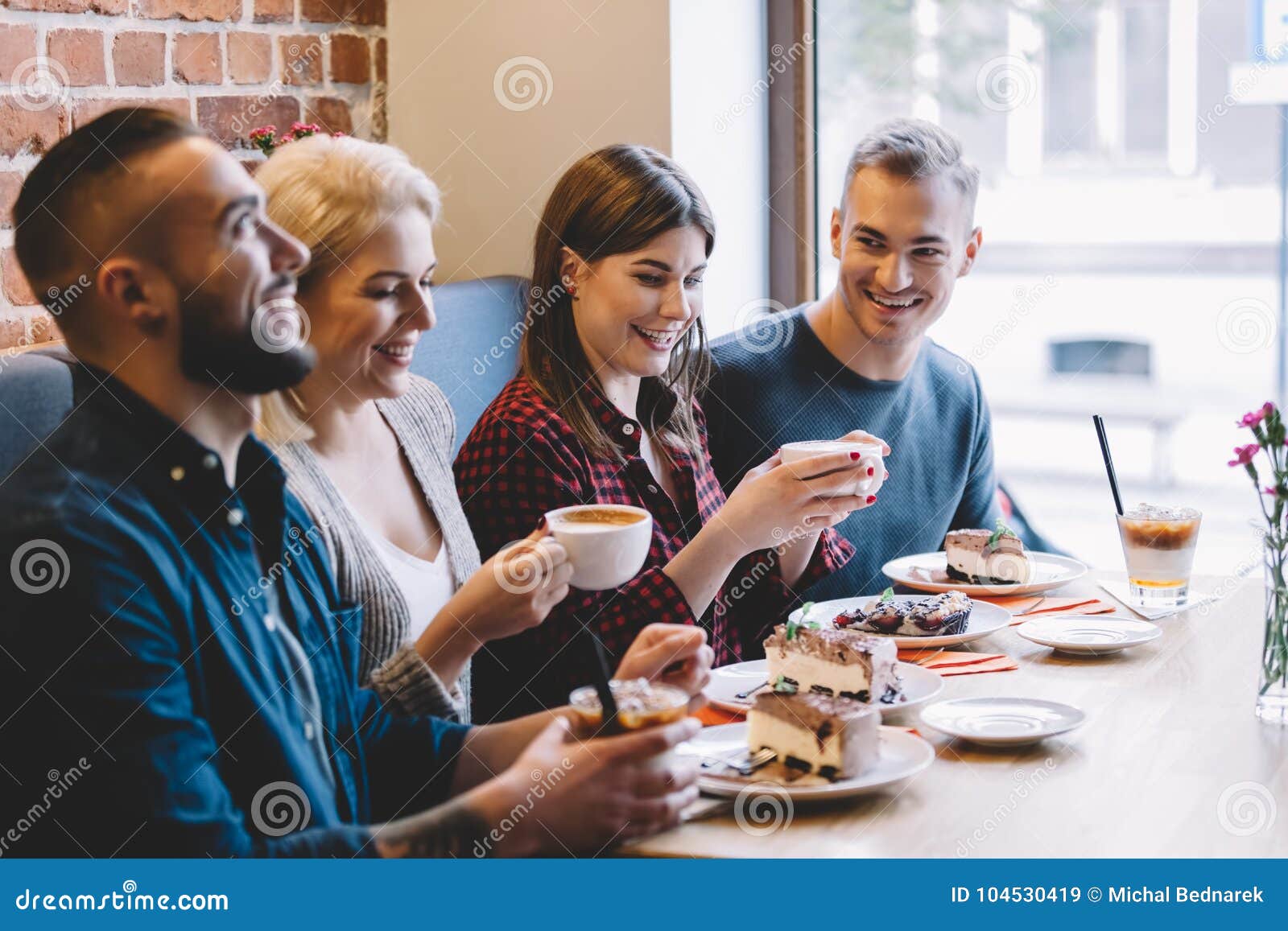 Leute, Die in Einem Restaurant, Lachend Essen Stockbild - Bild von ...