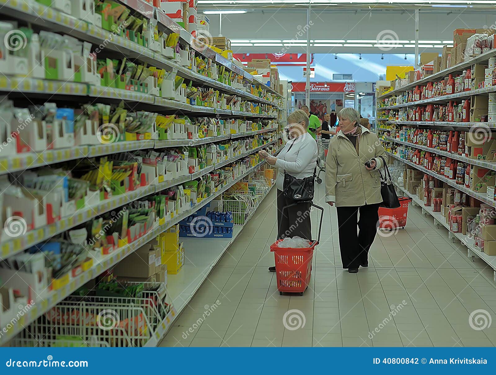Leute, Die in Einem Supermarkt Kaufen Redaktionelles Stockfotografie ...