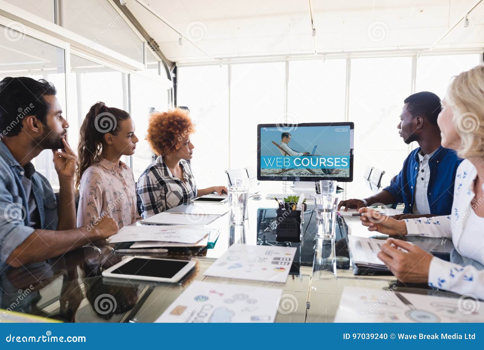 Leute, Die Einen Computer Mit E-Learning-Informationen Auf Dem Schirm ...