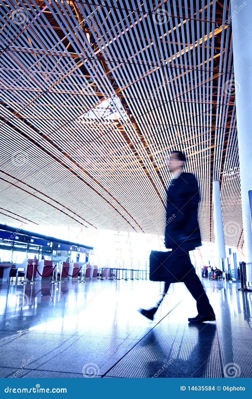 Leute, Die in Flughafen Sich Beeilen Stockfoto - Bild von leute ...