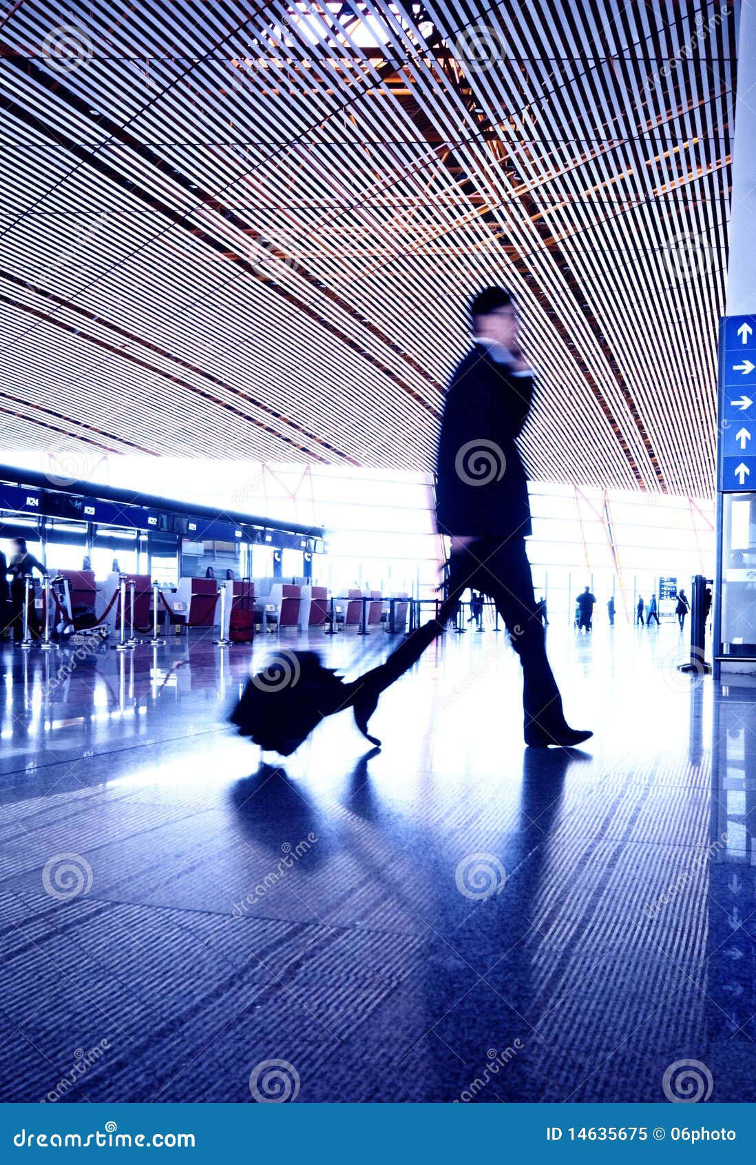 Leute, Die in Flughafen Sich Beeilen Stockbild - Bild von heft ...
