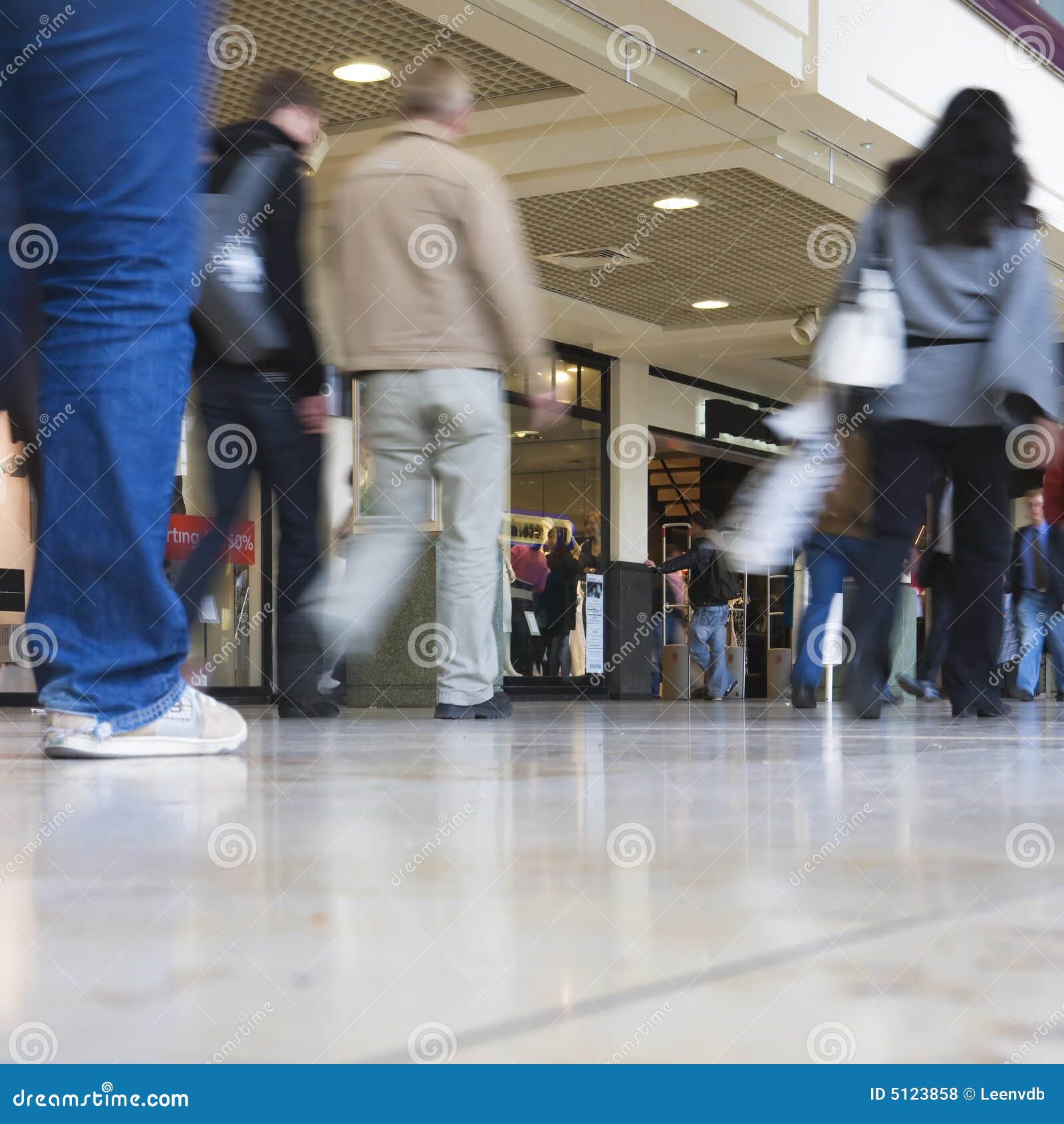 Leute, Die Hinter Kleidungssystem Sich Beeilen Stockfoto - Bild von ...