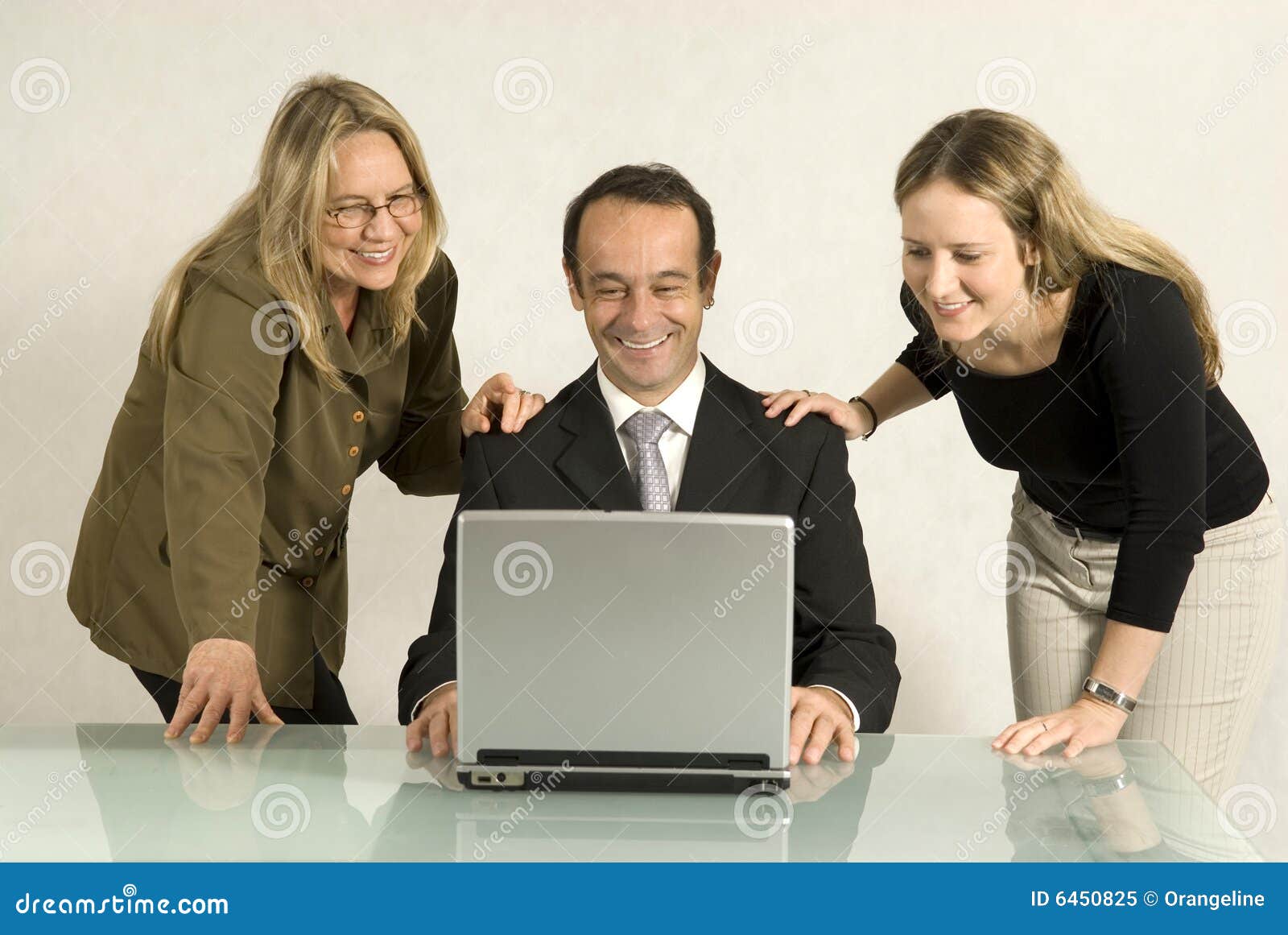 Leute, Die Laptop Betrachten Bild. Bild: 6450825