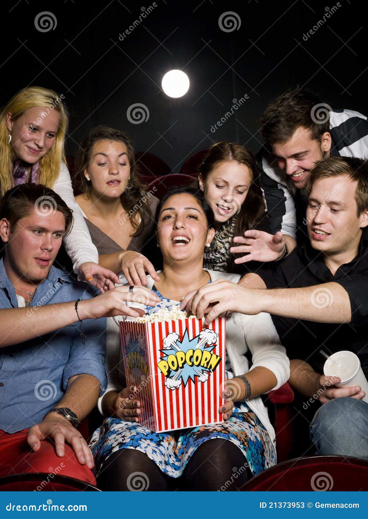 Leute, die Popcorn essen stockbild. Bild von freude, projektor - 21373953