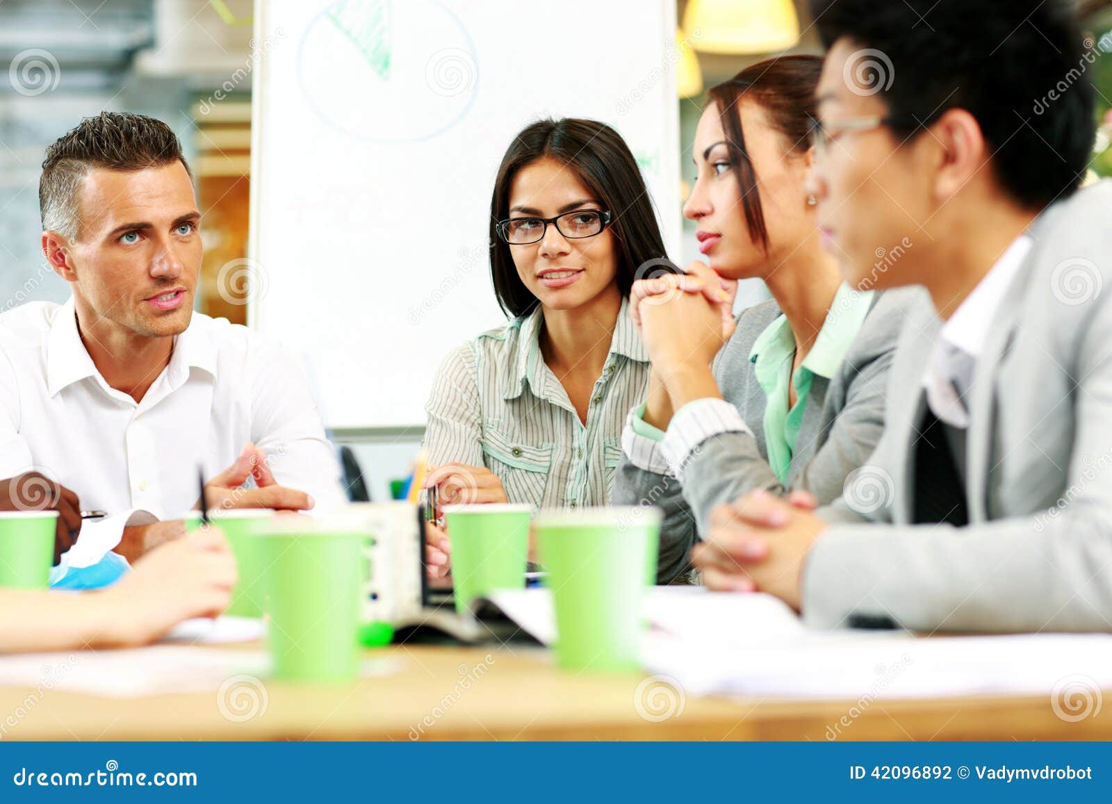 Leute, Die Sitzung Um Tabelle Haben Stockfoto - Bild von planung, raum ...