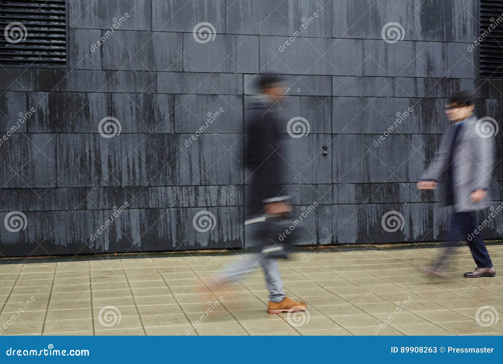Leute, Die in Stadt Sich Beeilen Stockbild - Bild von gehen, exemplar ...