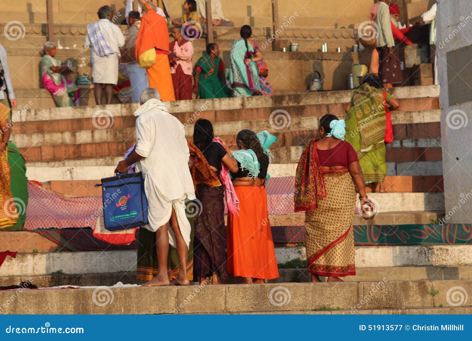 Leute, Die in Varanasi, Indien (der Ganges, Baden) Redaktionelles ...