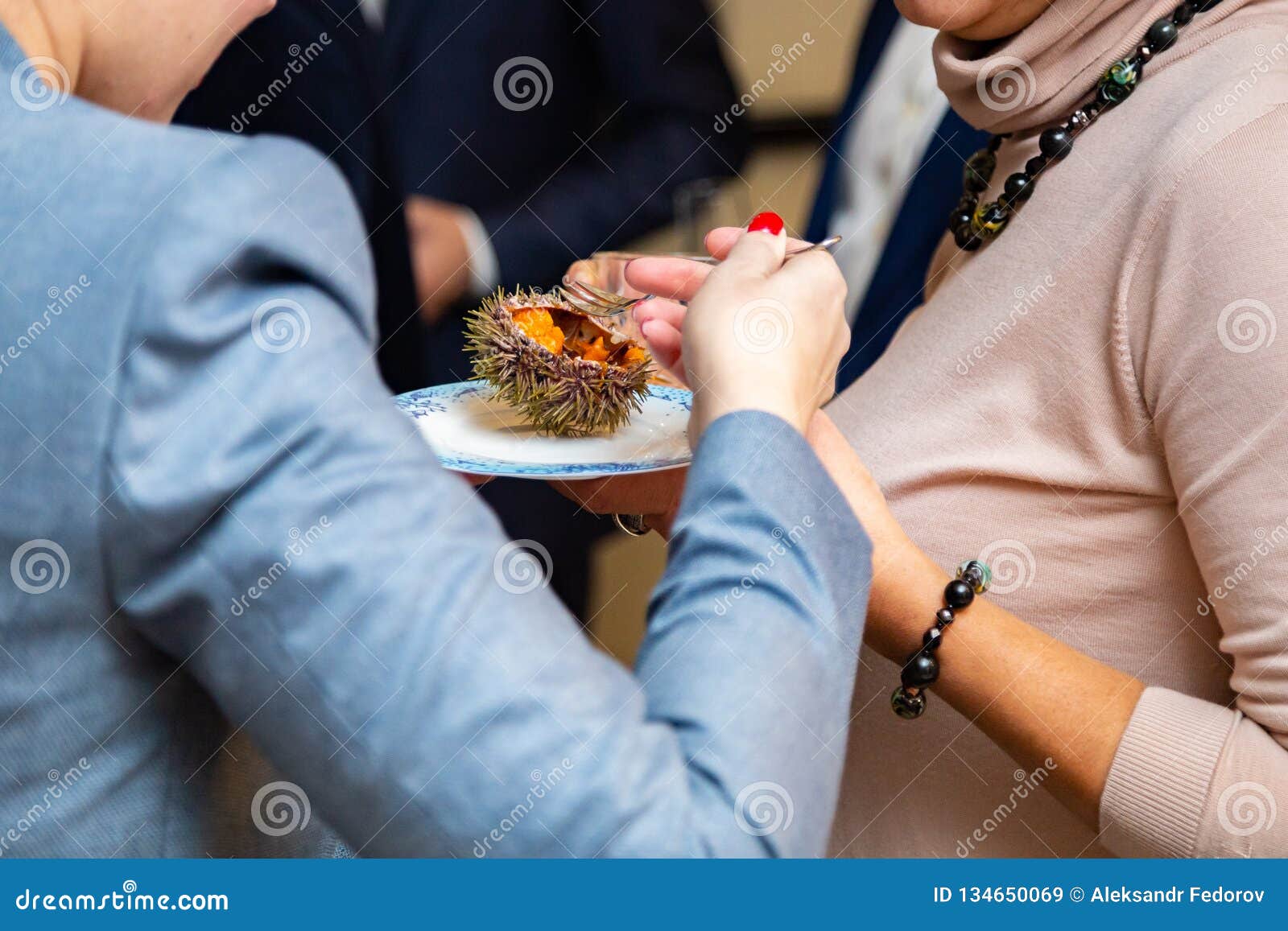 Leute Essen Seeigel in Einem Restaurant Stockbild - Bild von meer ...