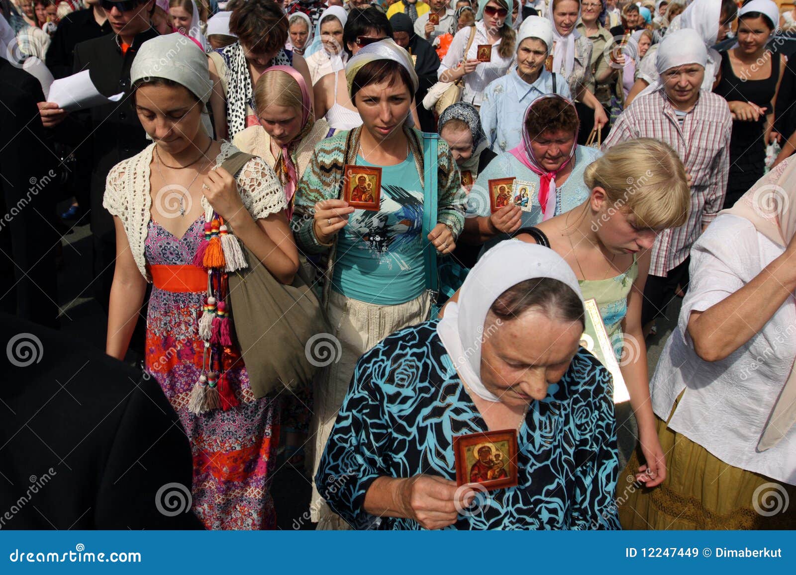 Leute gehen zur Kirche redaktionelles stockbild. Bild von religion ...