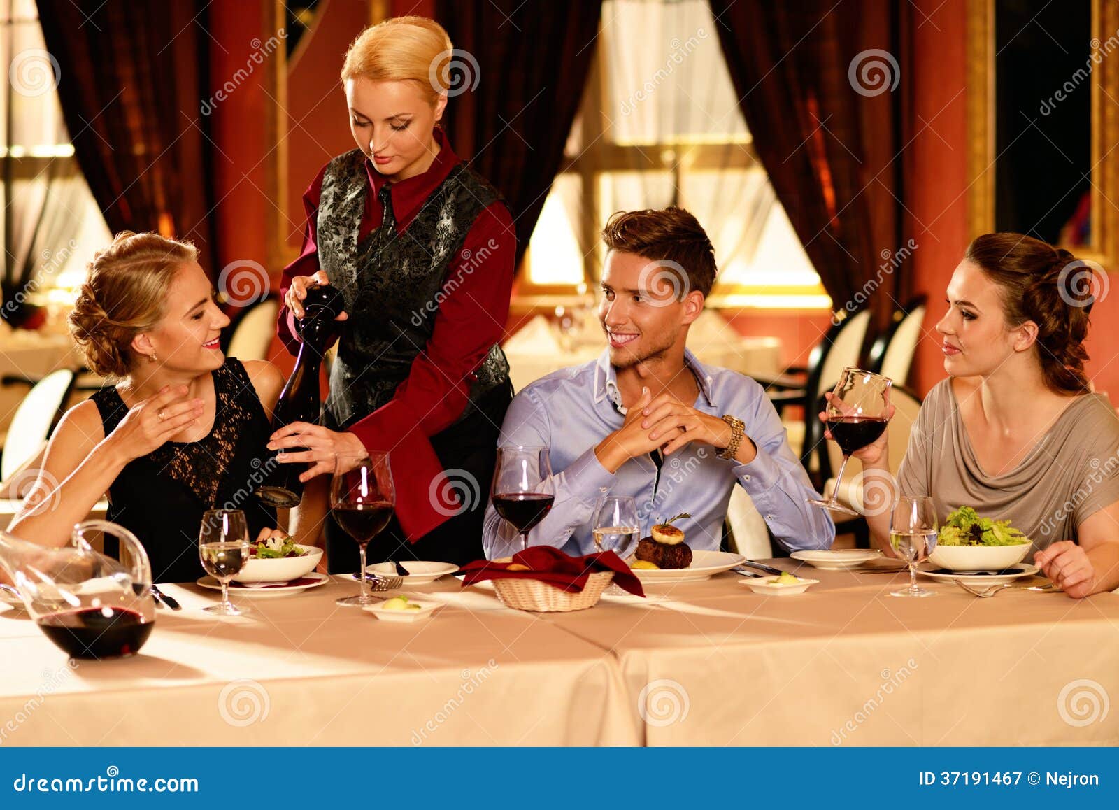 Leute im Luxusrestaurant stockbild. Bild von feier, freundlich - 37191467