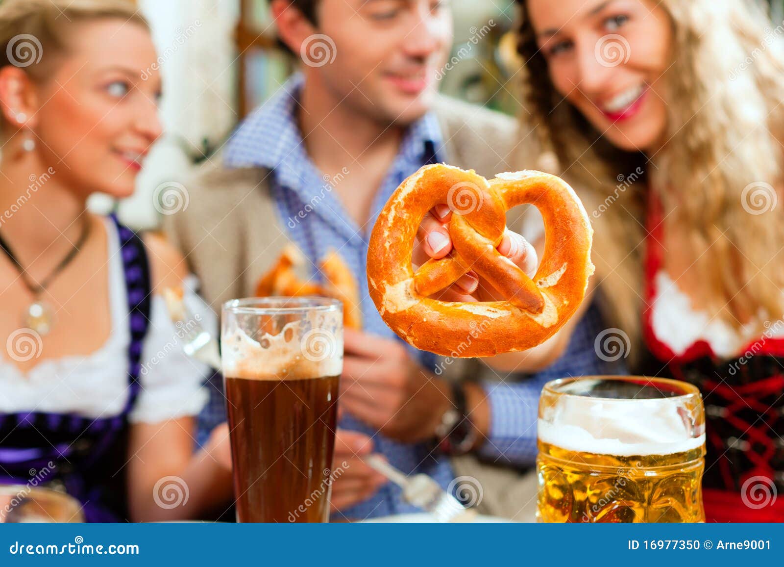 Leute Mit Bier Und Brezel Im Bayerischen Pub Stockfoto - Bild von ...
