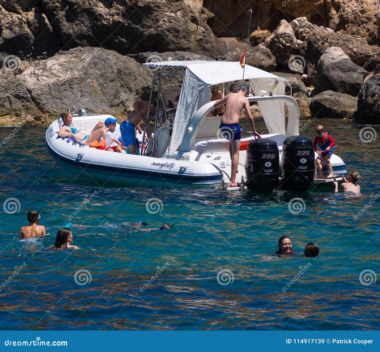 Leute Und Boot Im Wasser in Spanien Redaktionelles Stockbild - Bild von ...