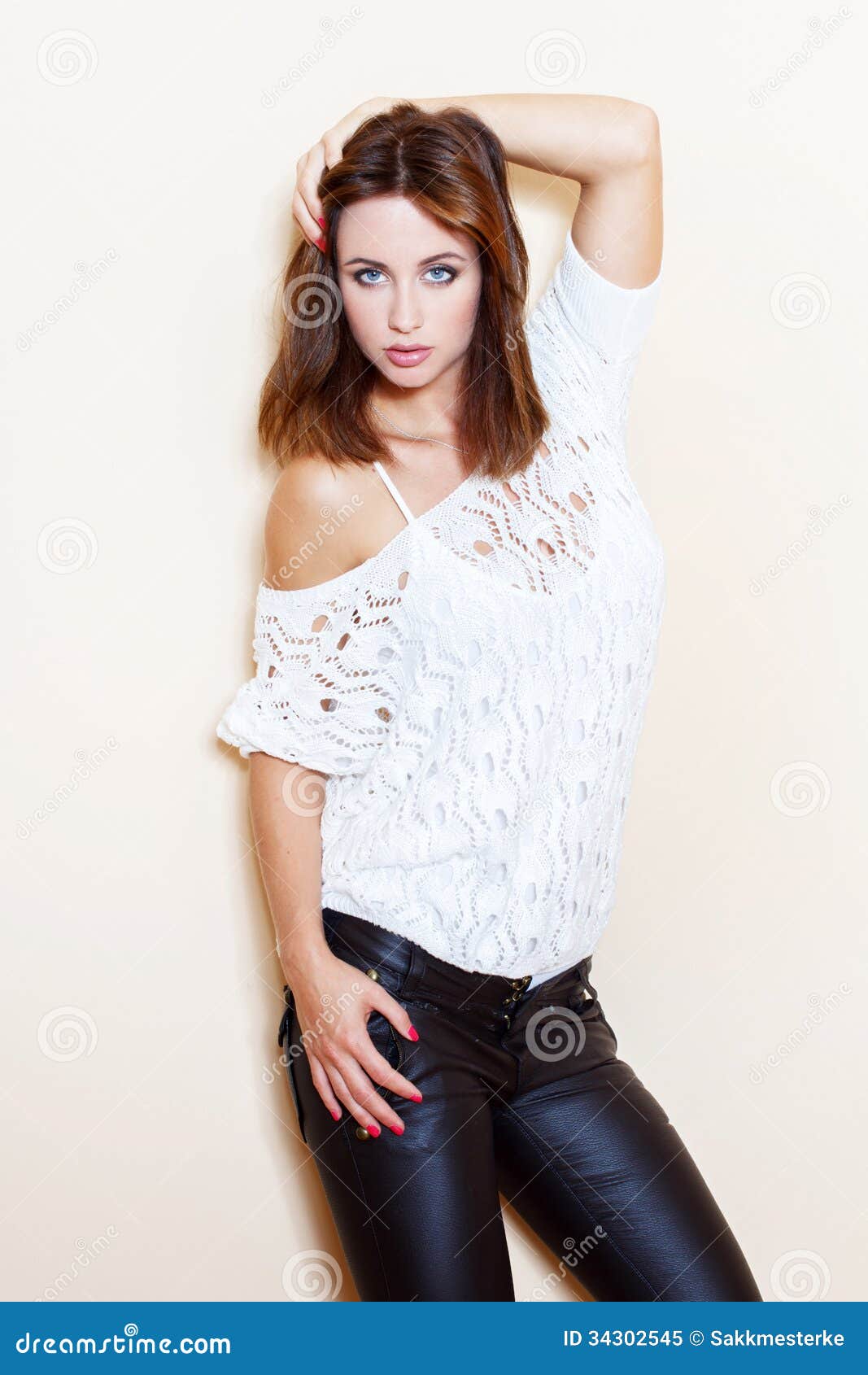 Levantamento Modelo Sensual Na Parede Imagem De Stock Imagem De