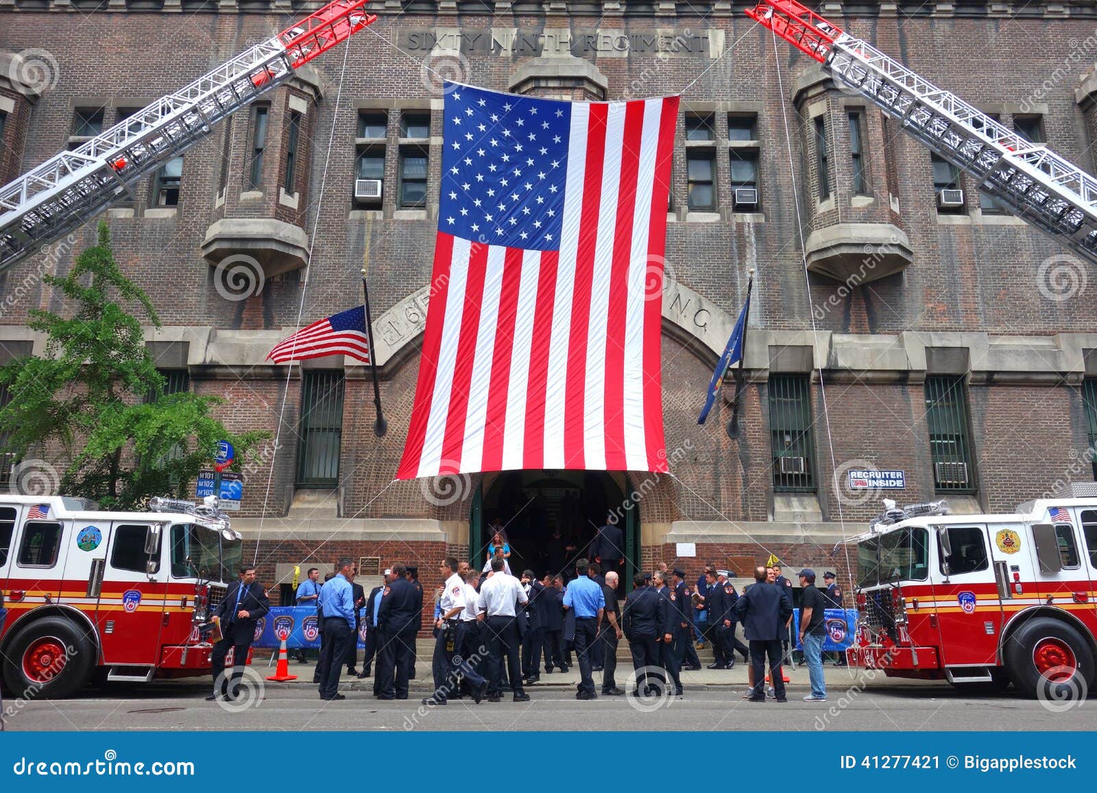 Levantando a bandeira foto editorial. Imagem de honrar - 41277421