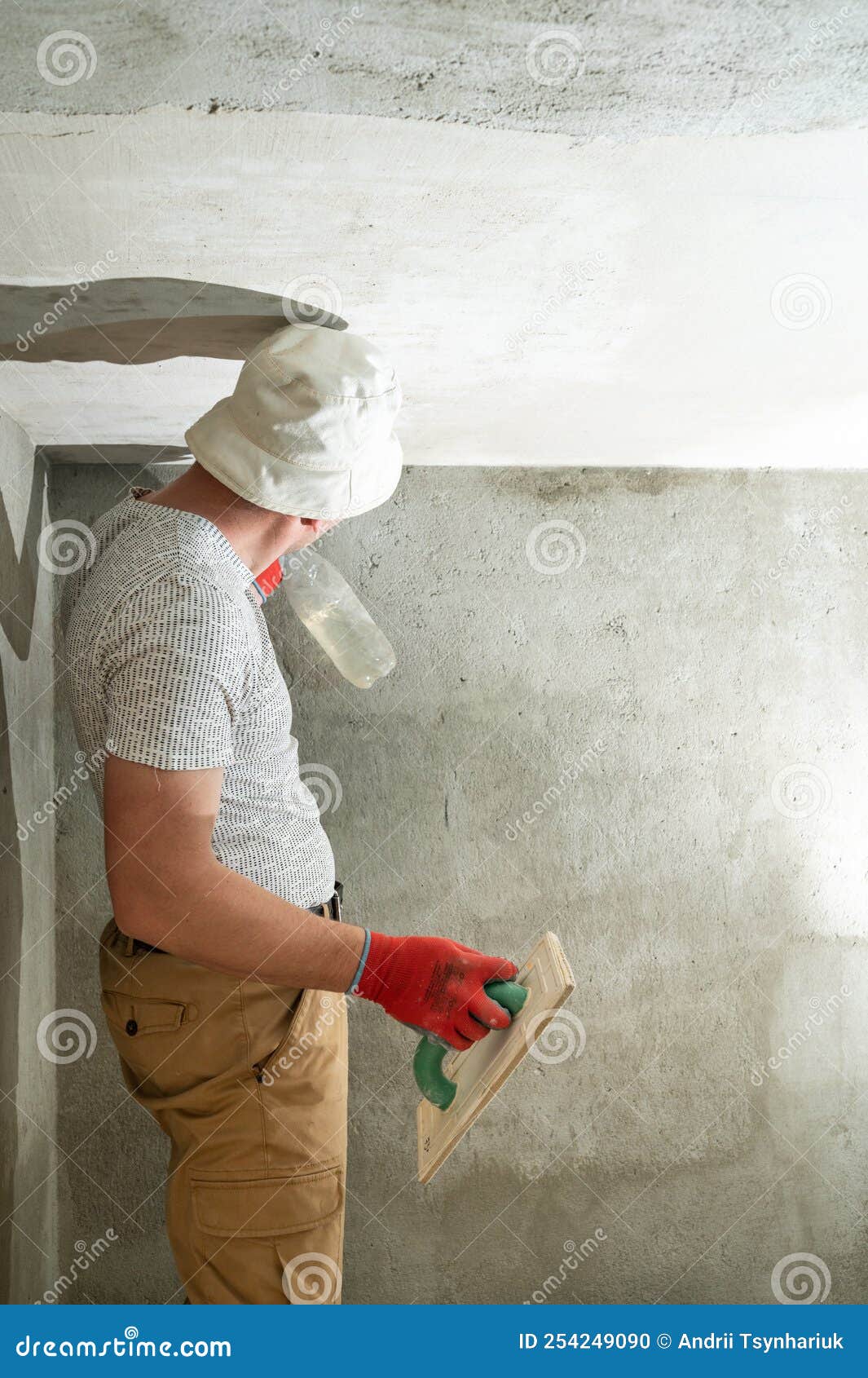 Leveling of Lime Plaster with a Grater with a Moisture-absorbing Sponge ...