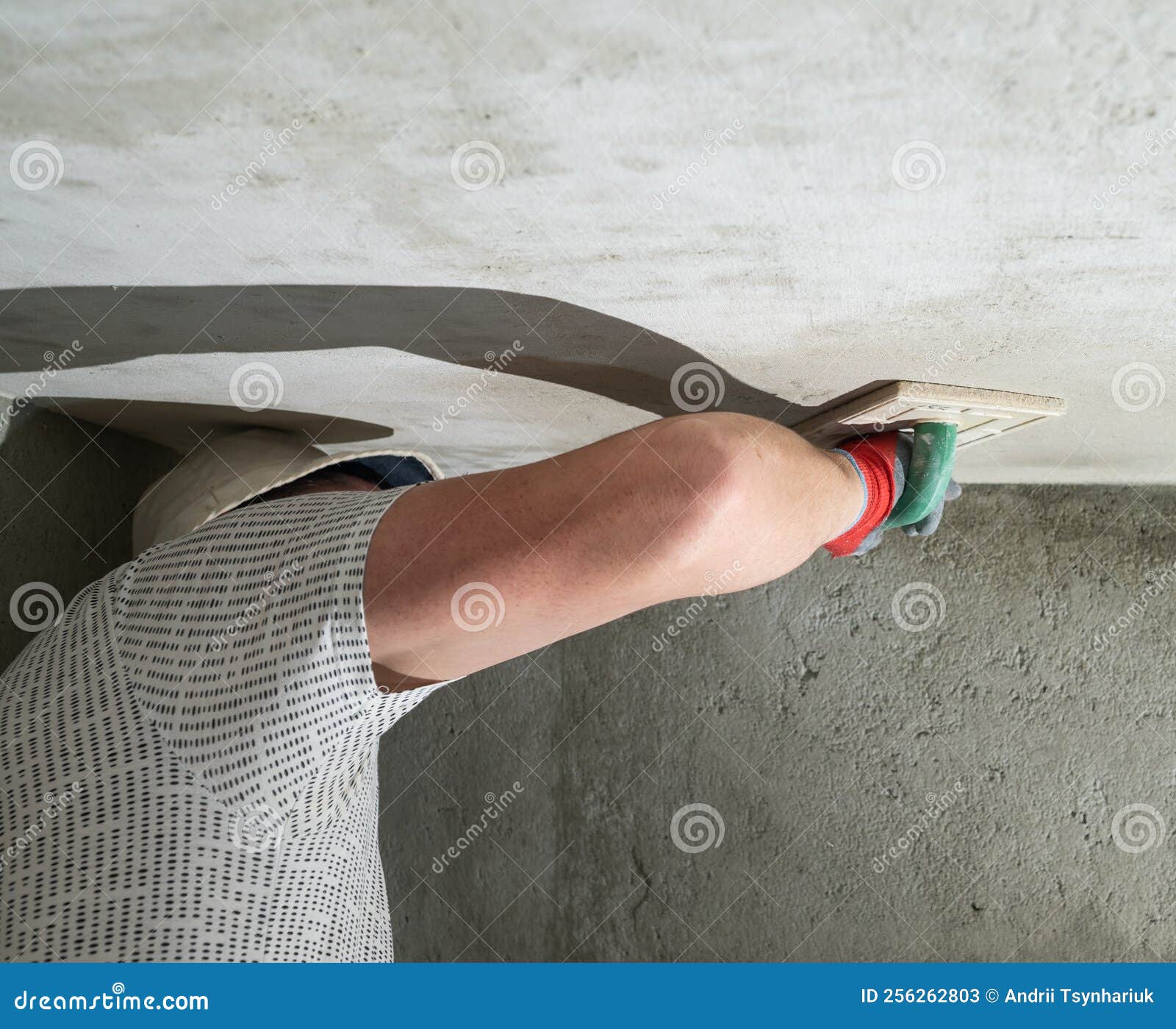 Leveling of Lime Plaster with a Grater with a Moisture-absorbing Sponge ...