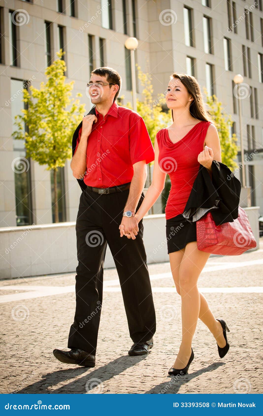 Levensstijl in Rood - Jongeren Die Straat Lopen Stock Foto - Image of ...