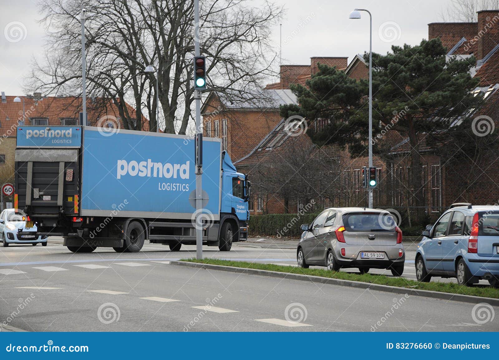 LEVERANSLASTBIL FÖR POSTNORD _MAIL Redaktionell Foto - Bild av ...