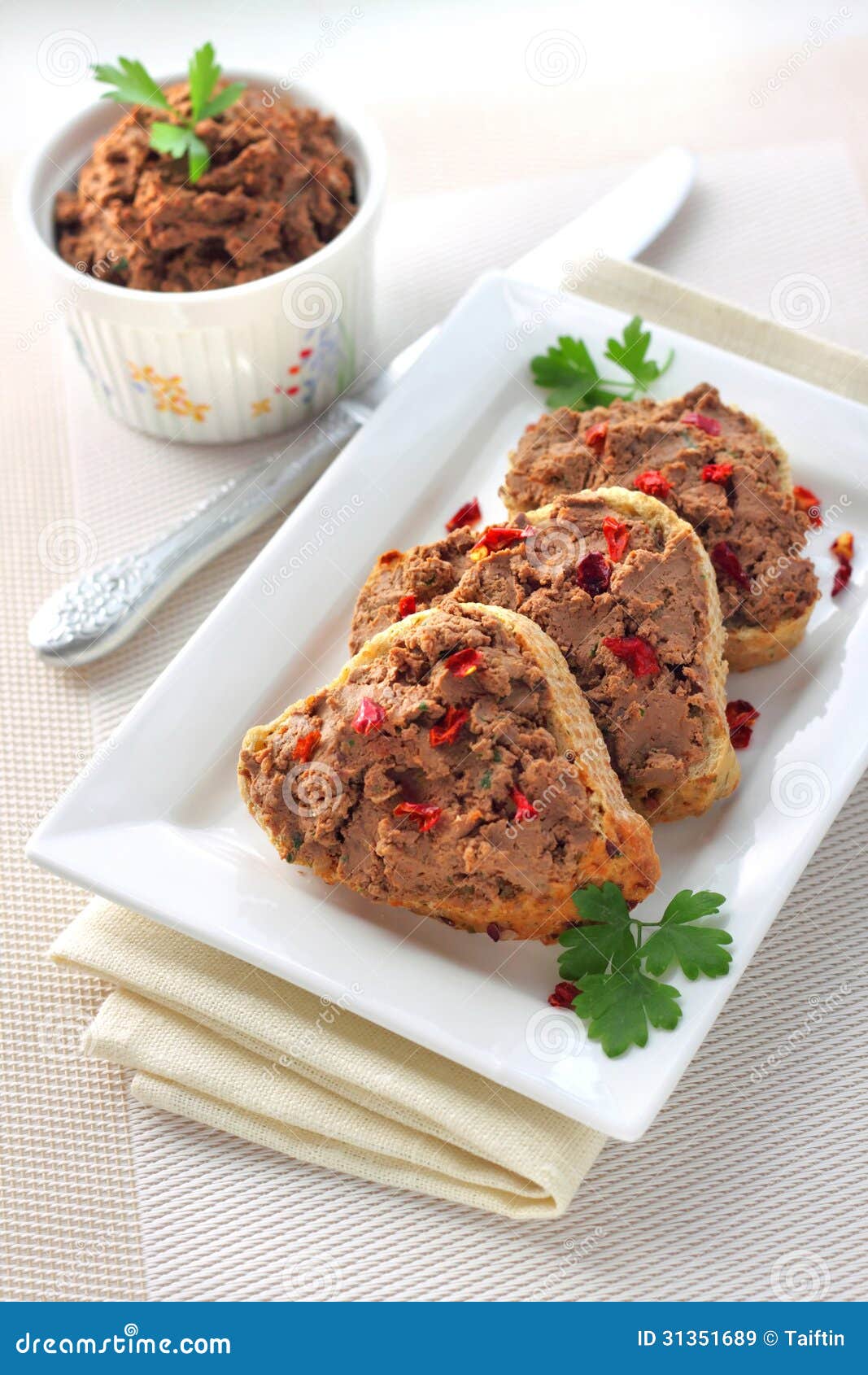 Leverpastei met paprika stock afbeelding. Image of vierkant - 31351689