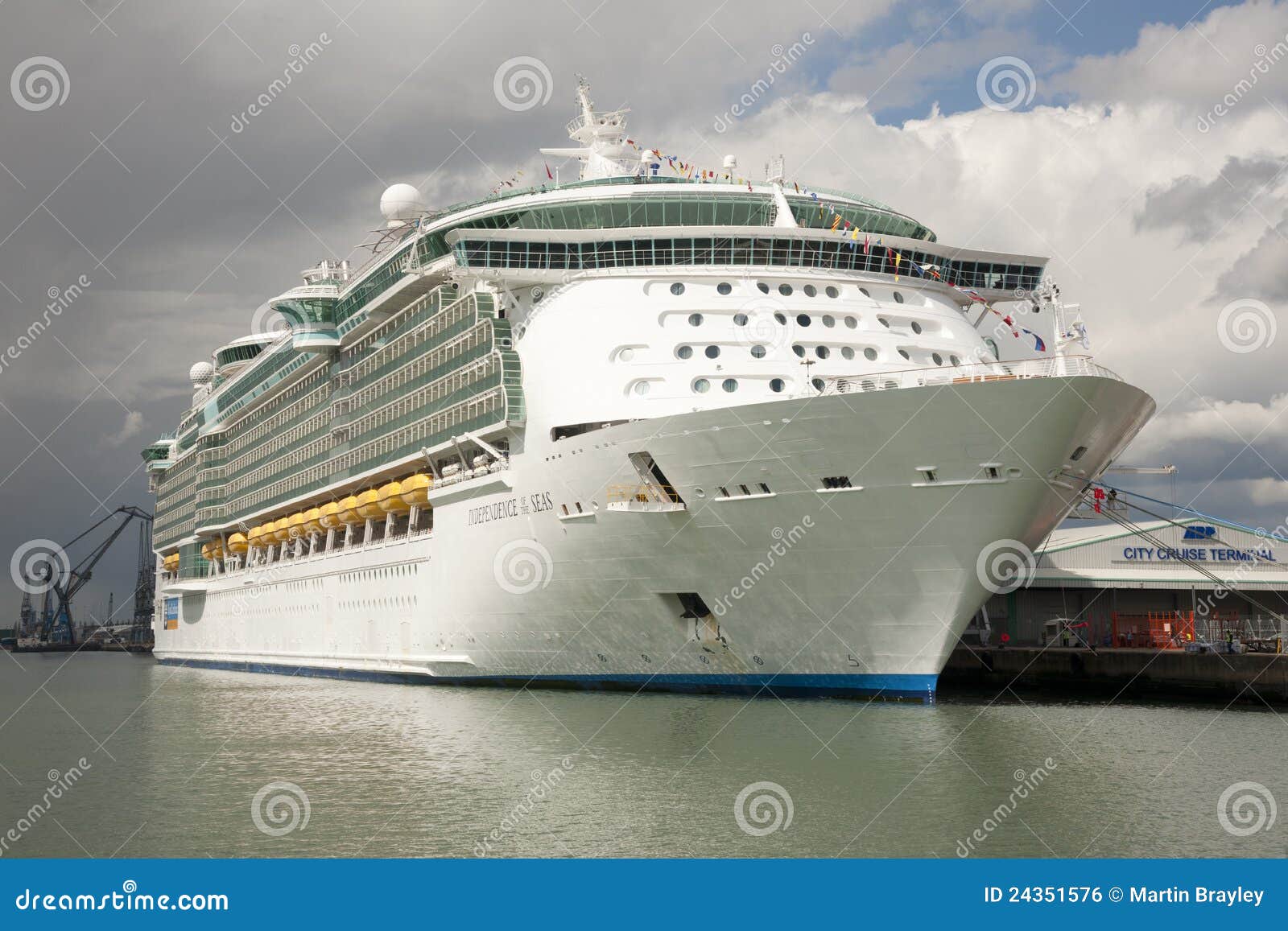 Leviathan do cruzeiro. foto editorial. Imagem de nuvem - 24351576