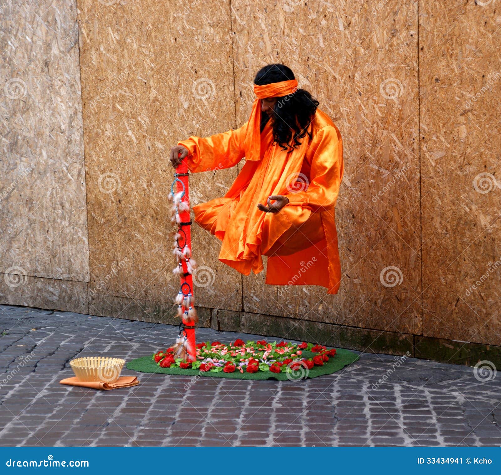 Levitando O Executor Da Rua Foto Editorial - Imagem de flores, flor ...