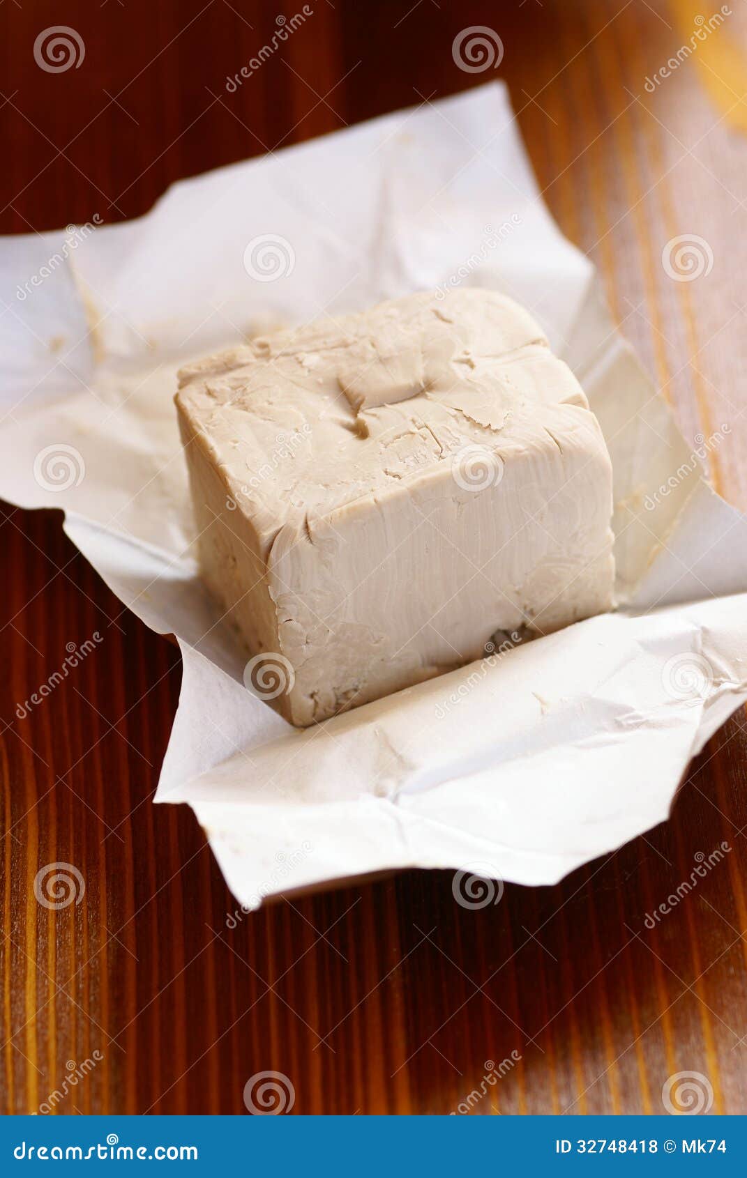 Levure photo stock. Image du nourriture, boulangerie - 32748418