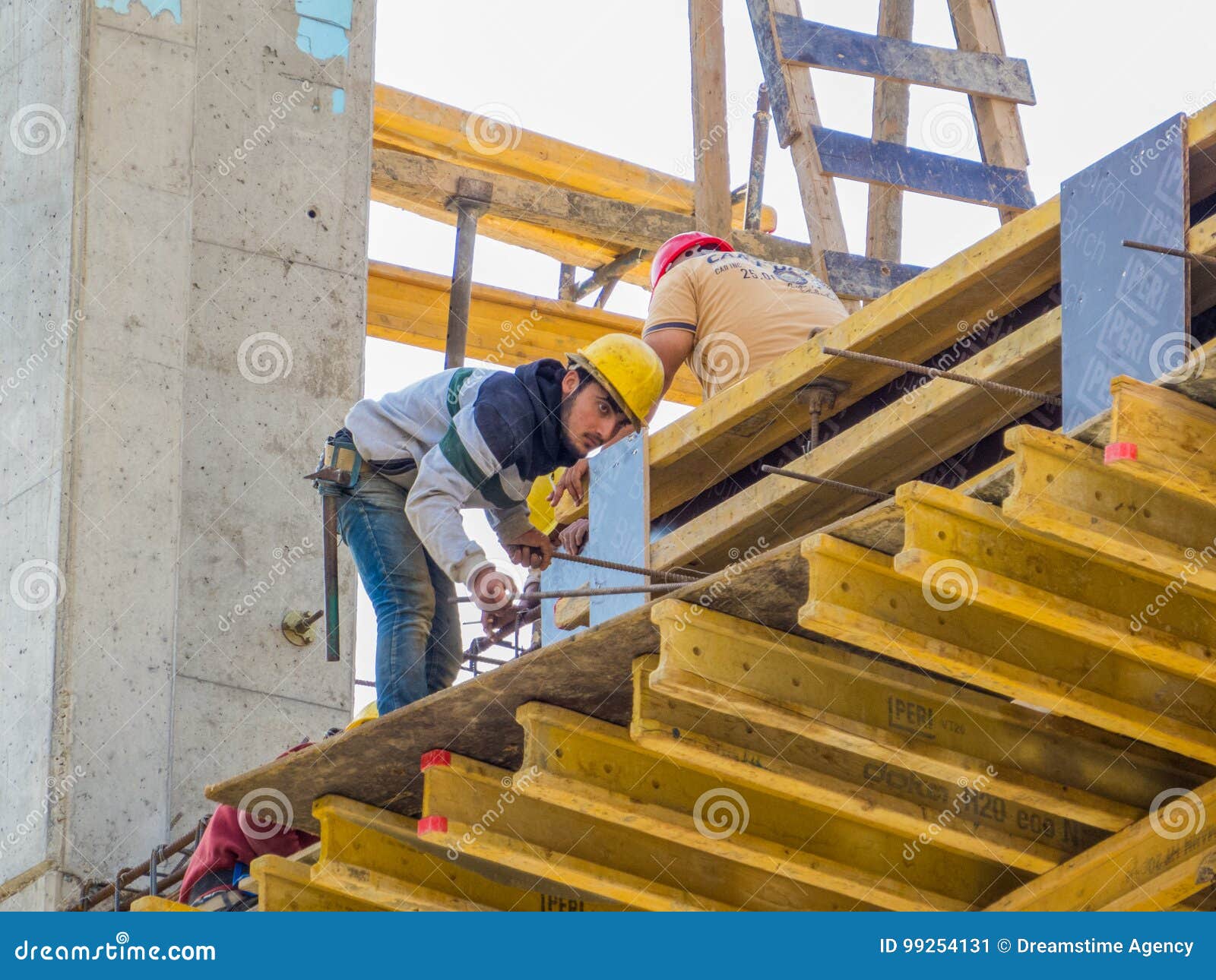 Libanesische Bauarbeiter redaktionelles foto. Bild von araber - 99254131