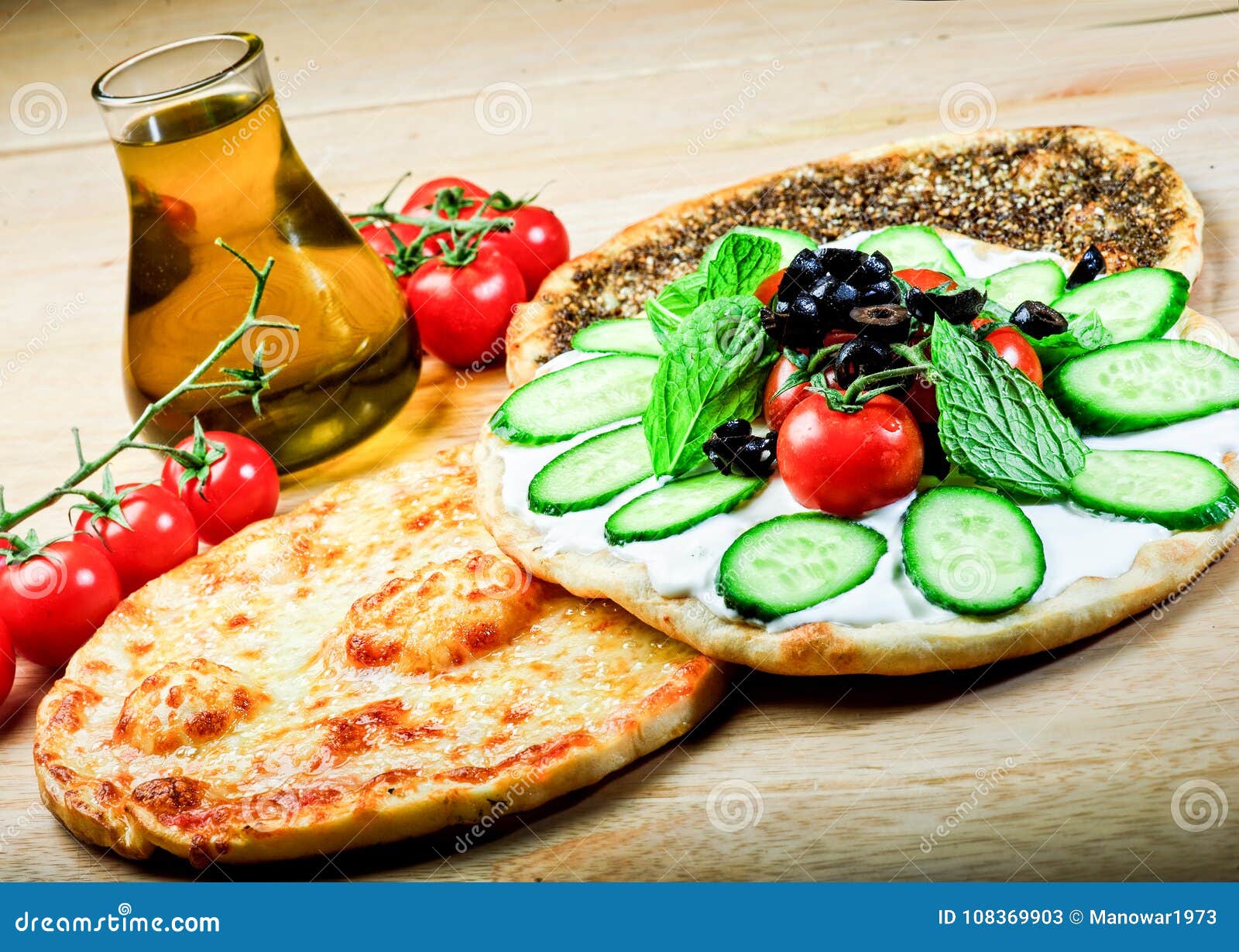 Libanesisk Mat Av Timjan Och Manaqish Fotografering för Bildbyråer ...