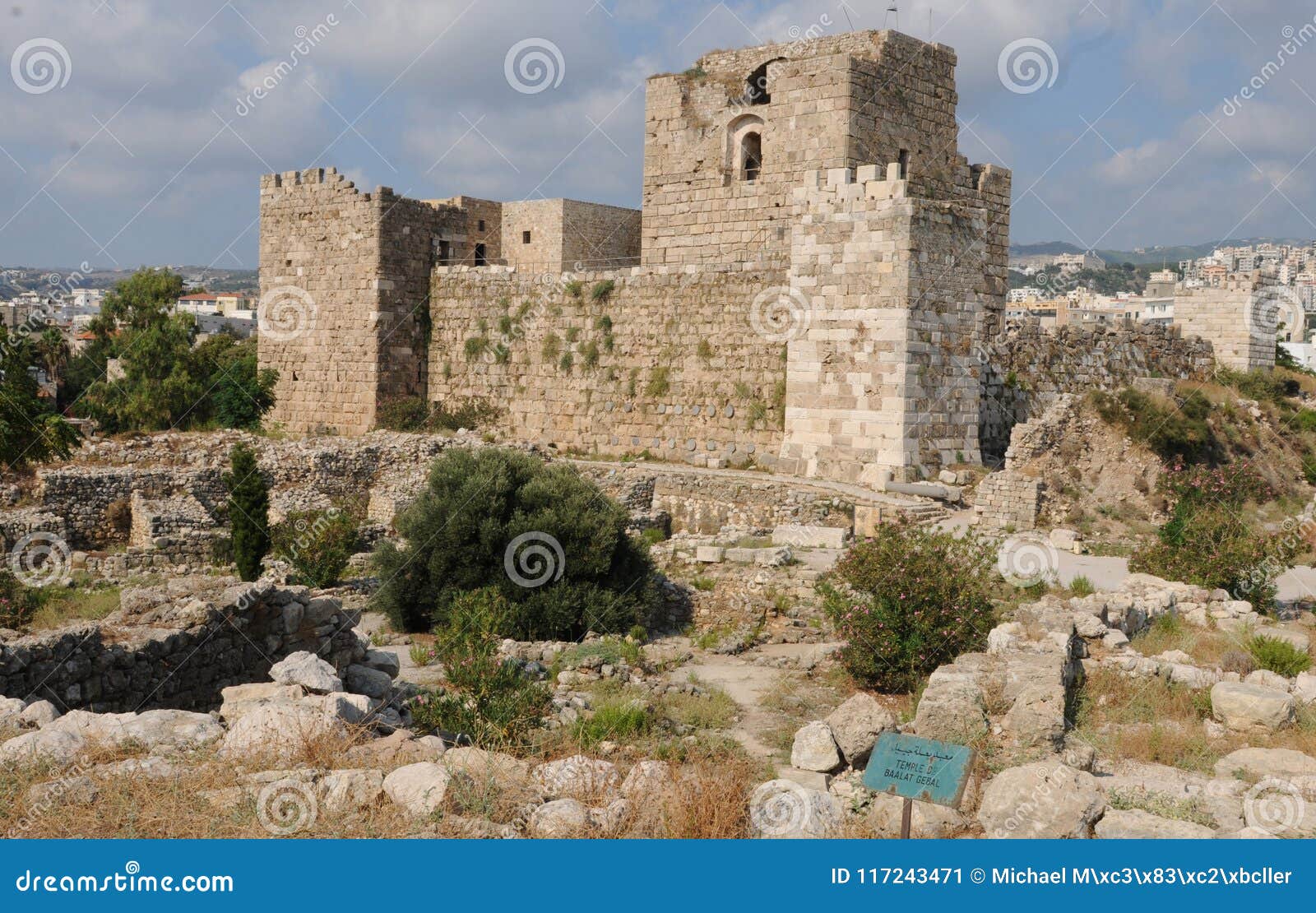 Libanon: Den Historiska Slotten I Byn Byblos Med Fotografering för ...
