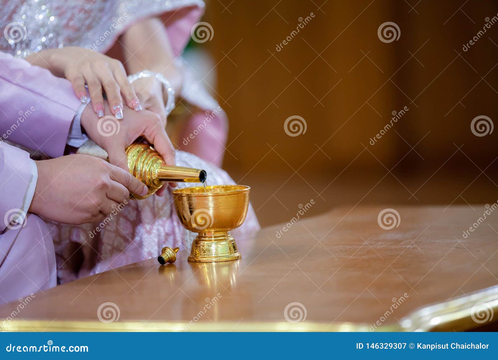 Libation, Thai Engagement, Pour Water in Thai Wedding, Pouring Water in ...