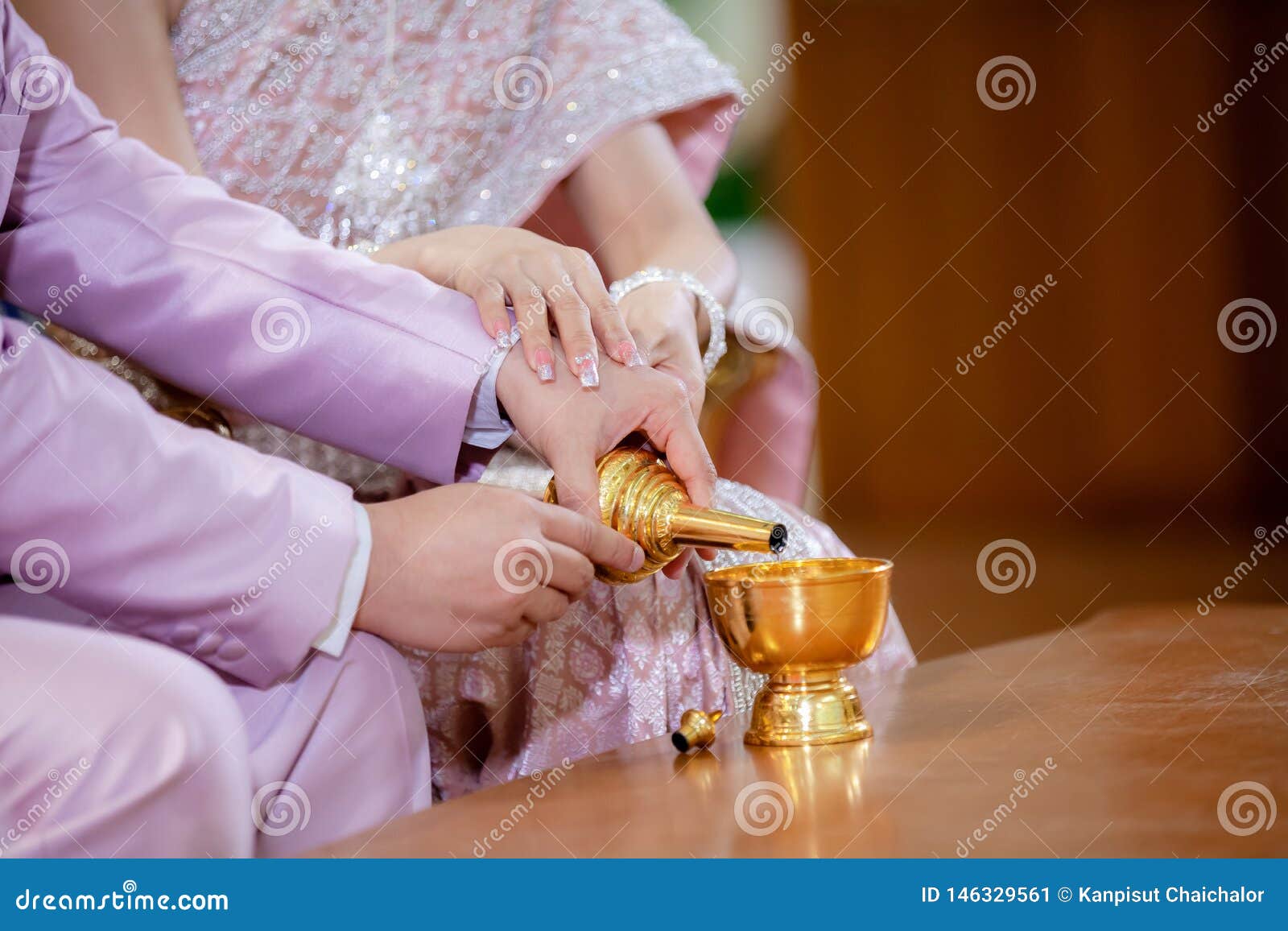 Libation, Thai Engagement, Pour Water in Thai Wedding, Pouring Water in ...