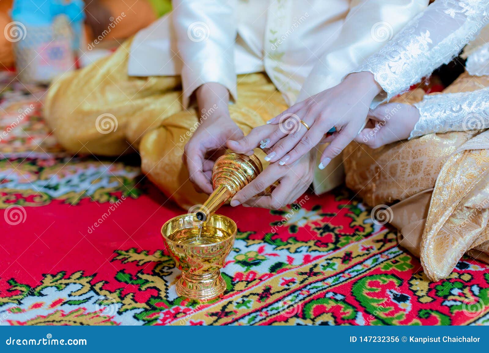 Libation, Thai Engagement, Pour Water in Thai Wedding, Pouring Water in ...