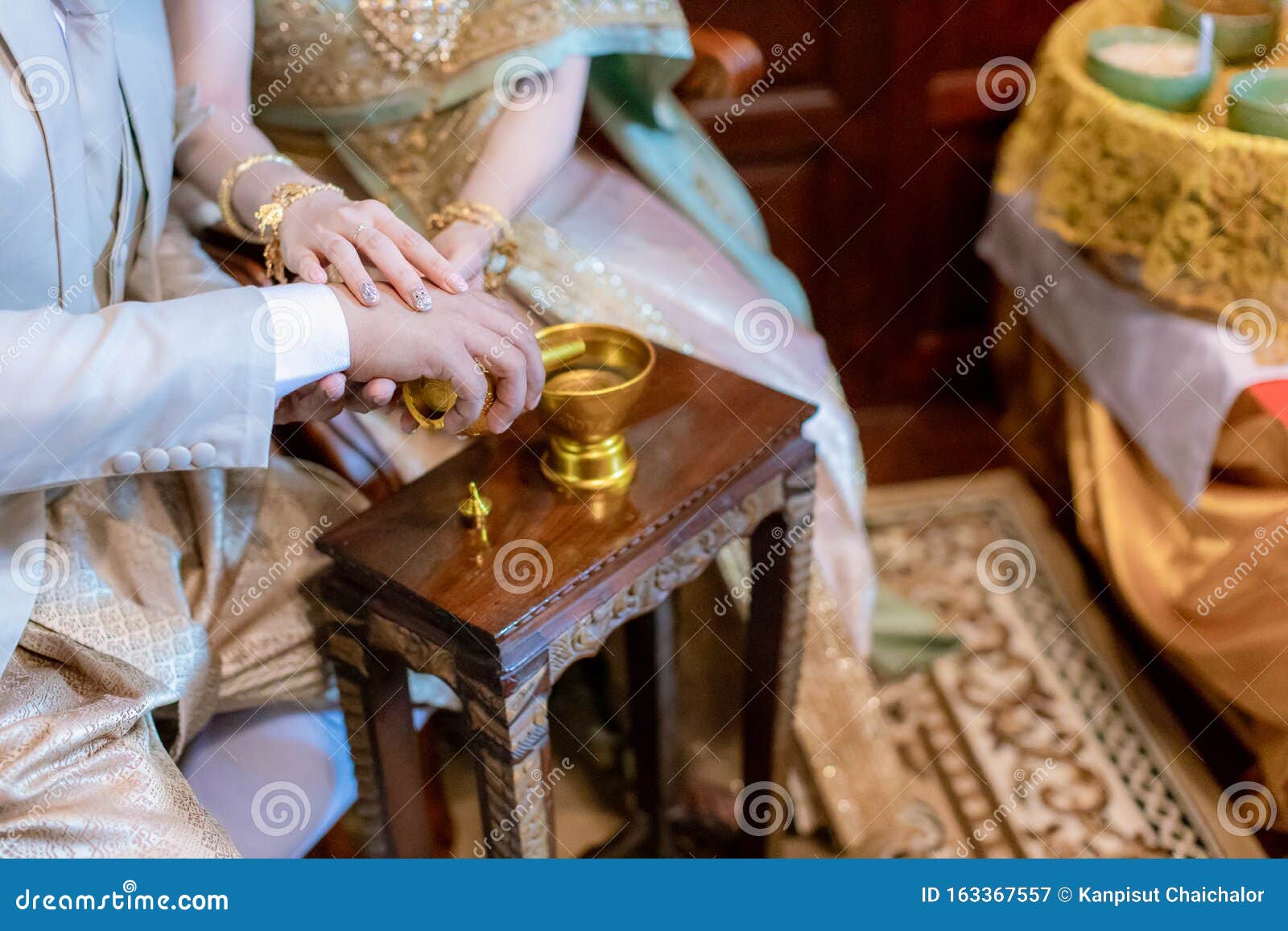 Libation, Thai Engagement, Pour Water in Thai Wedding, Pouring Water in ...