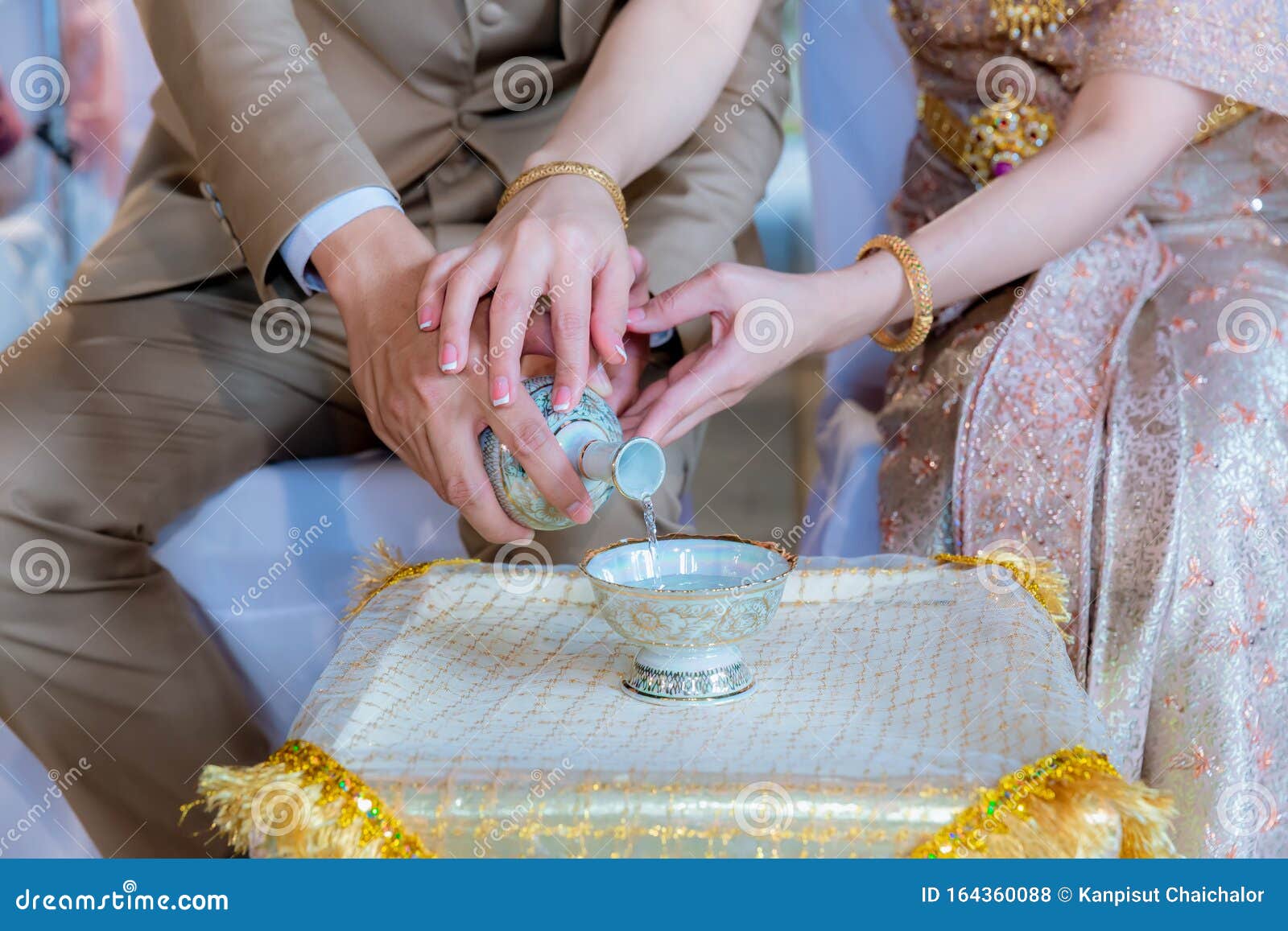 Libation, Thai Engagement, Pour Water in Thai Wedding, Pouring Water in ...