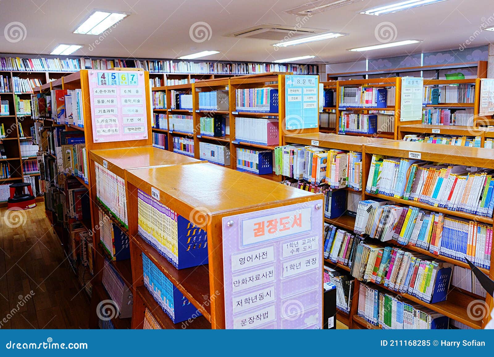 Library of Elementary School Editorial Image - Image of learning ...