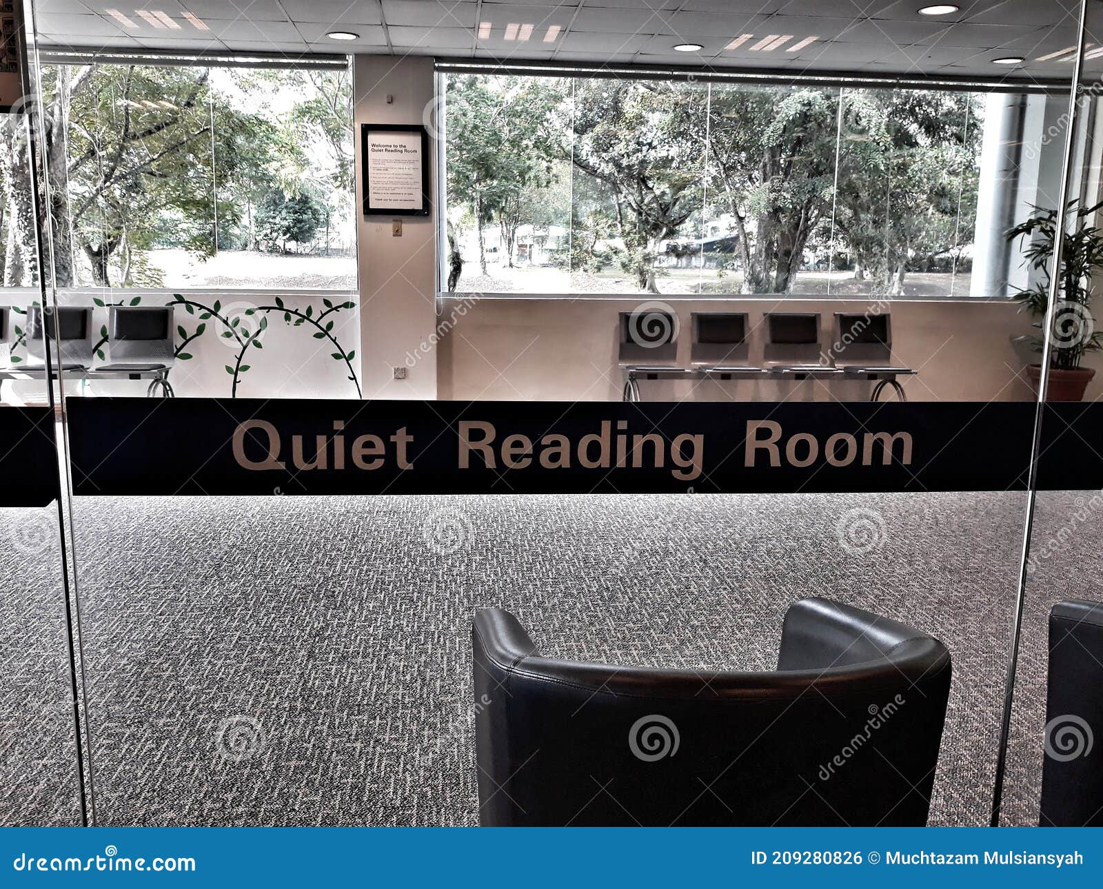 Quiet Reading Corner In Craftsman Design With Visible Ceiling Beams ...