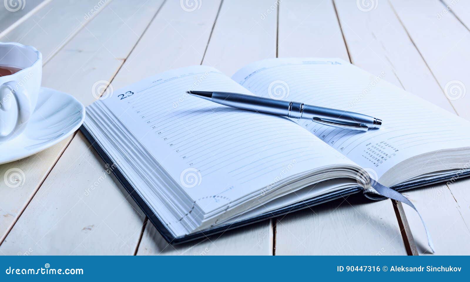 Libreta con la pluma foto de archivo. Imagen de espacio - 90447316