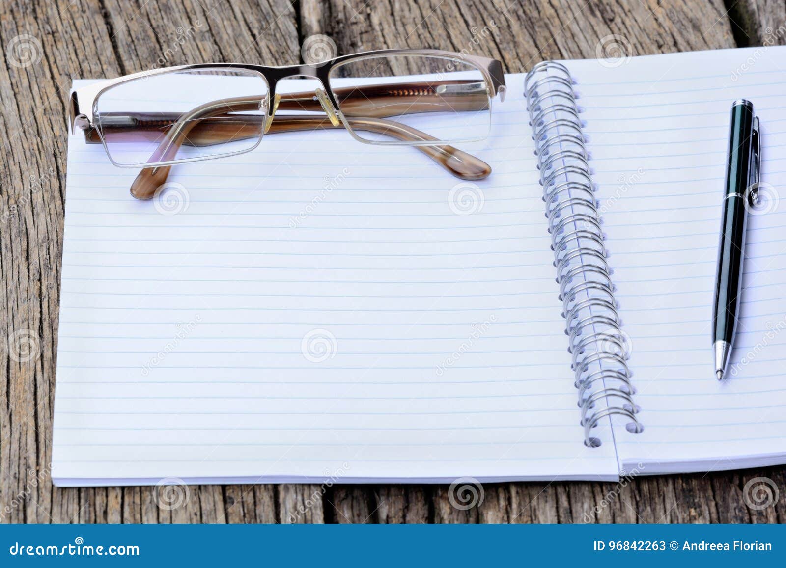 Libreta Con La Pluma Y Lentes En La Tabla Imagen de archivo - Imagen de ...