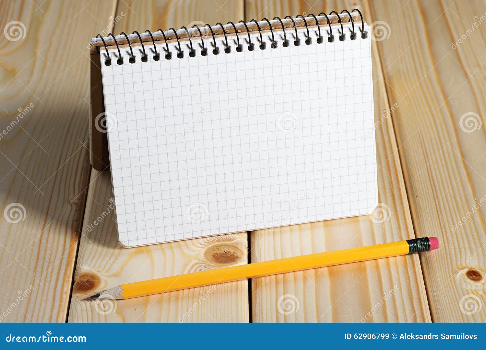 Libreta y lápiz abiertos imagen de archivo. Imagen de carta - 62906799