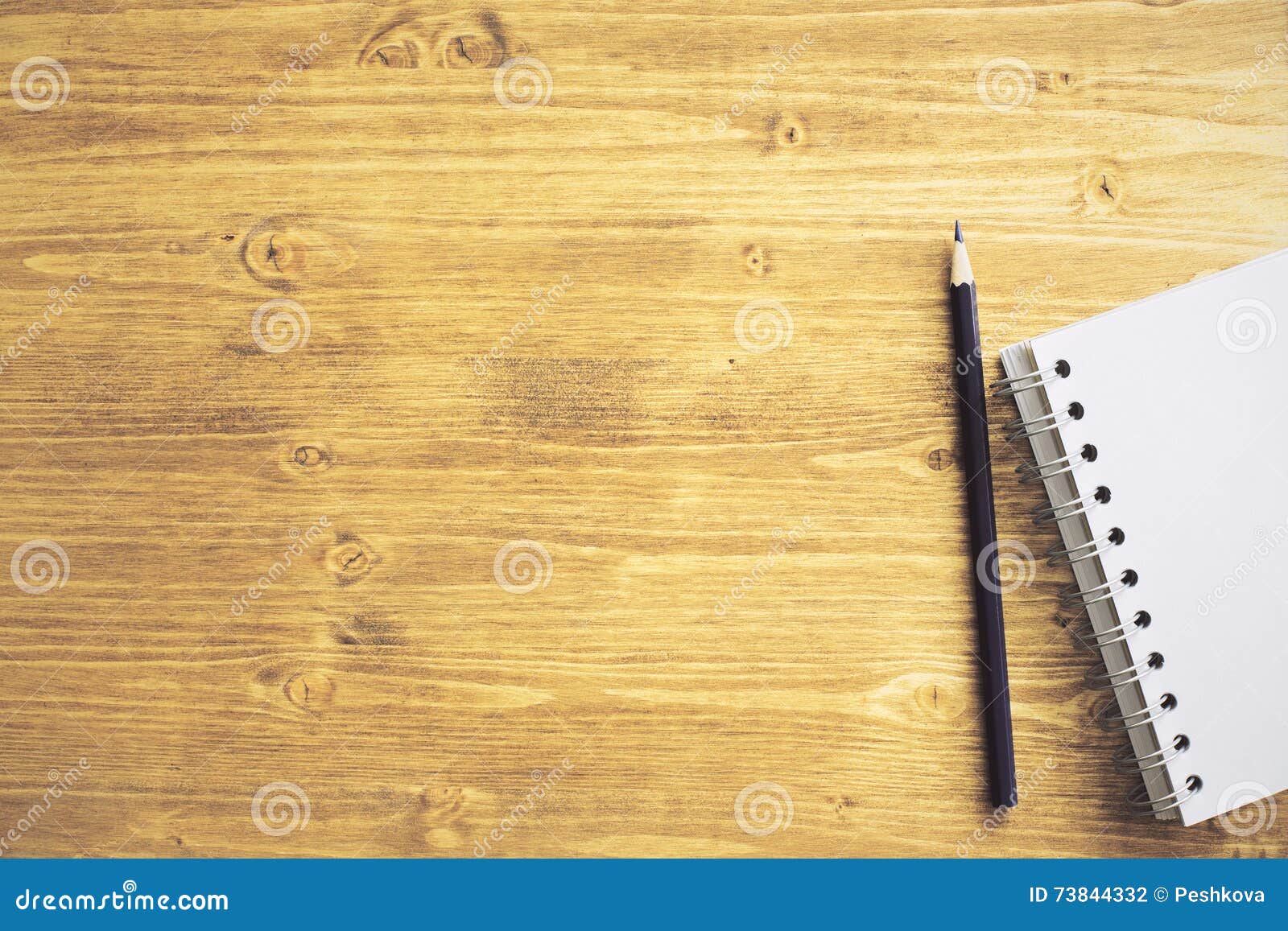 Libreta y lápiz en la mesa foto de archivo. Imagen de espacio - 73844332