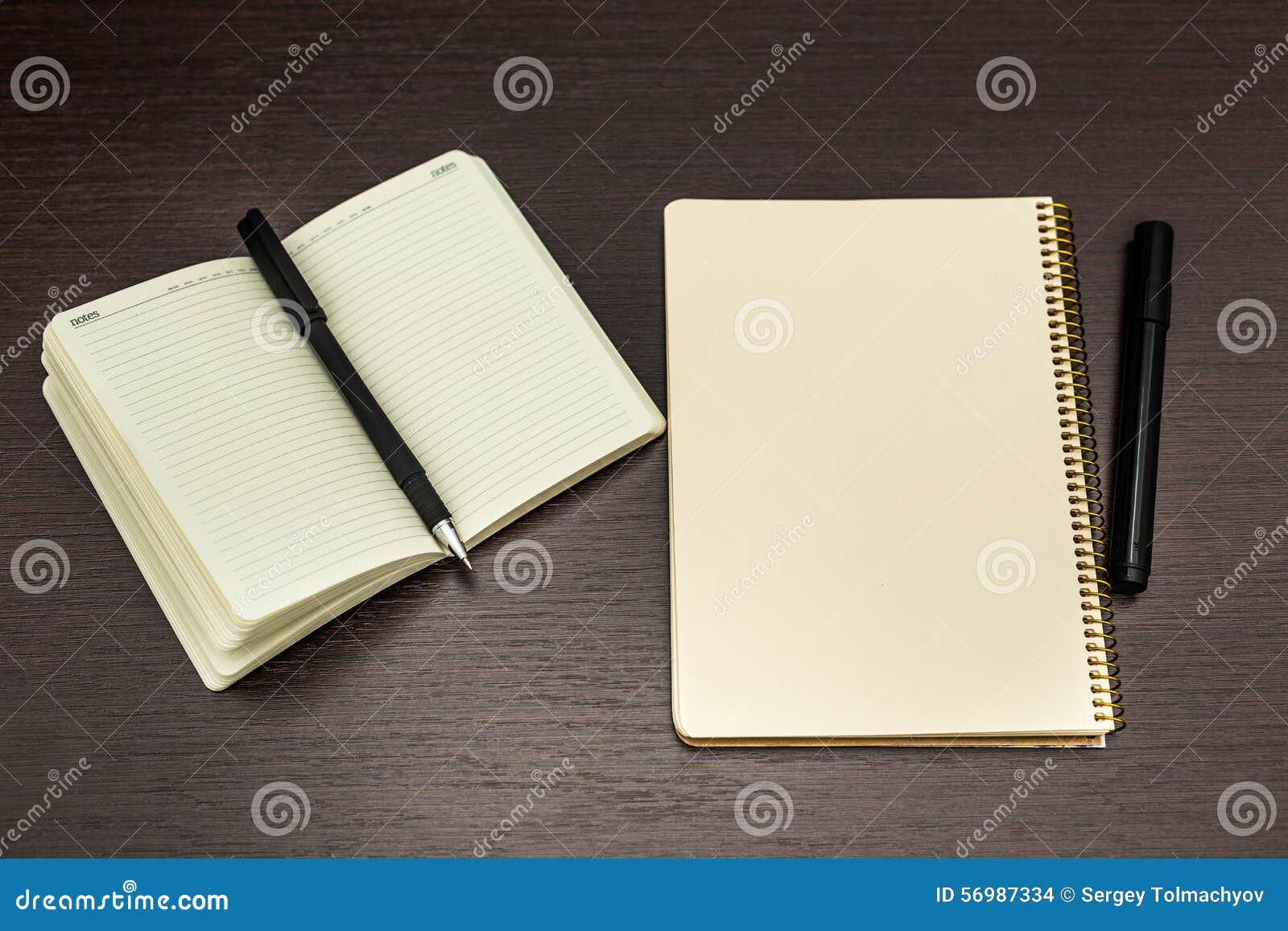 Libreta y pluma foto de archivo. Imagen de workplace - 56987334