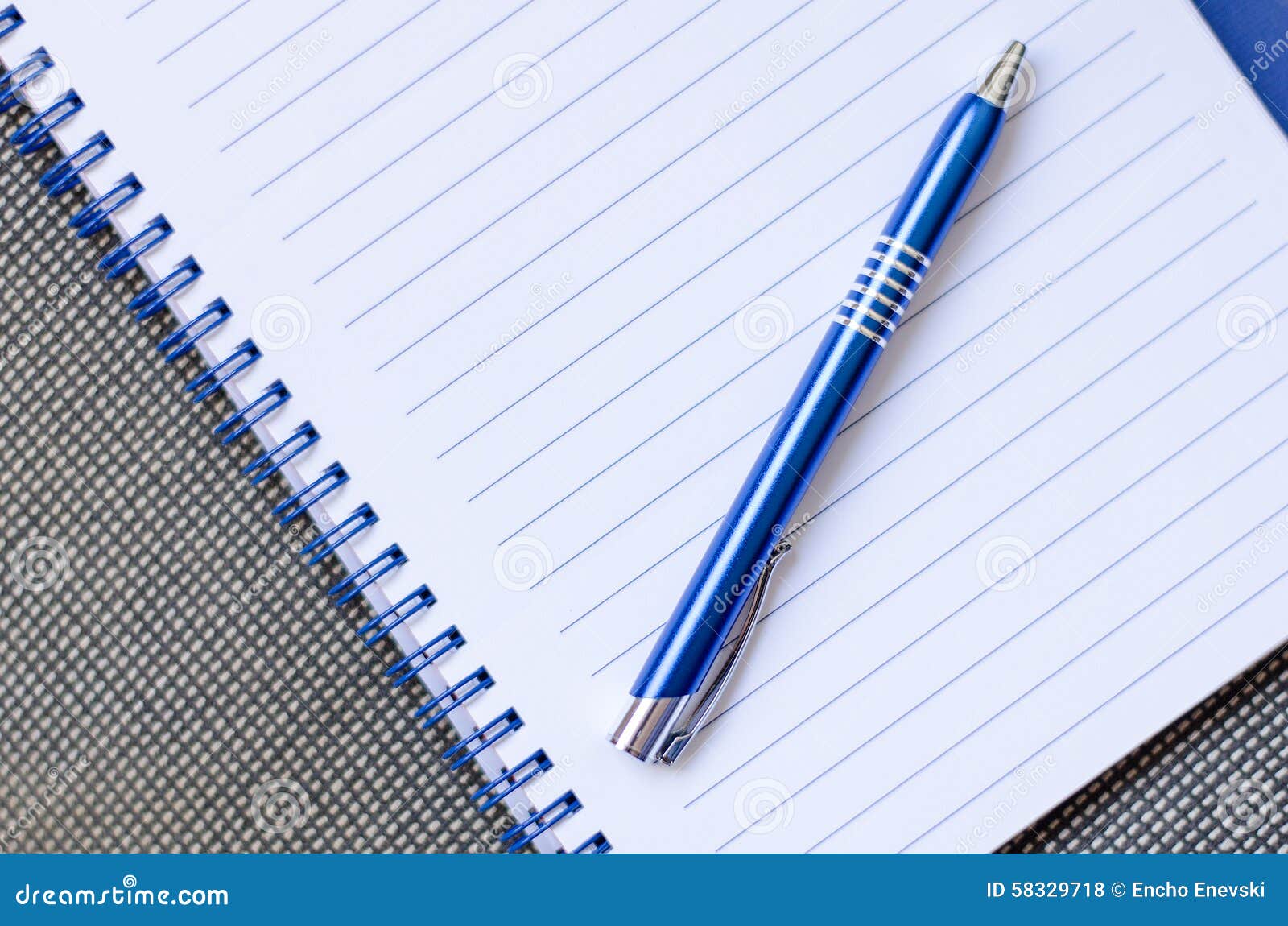 Libreta y pluma foto de archivo. Imagen de workplace - 58329718