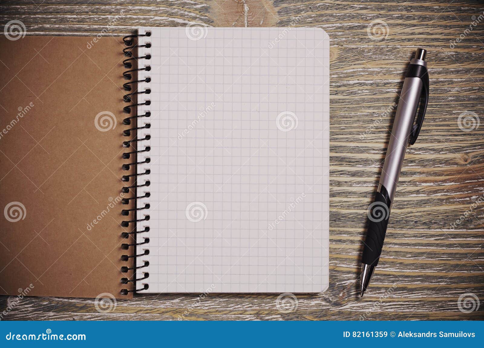 Libreta y pluma imagen de archivo. Imagen de vendimia - 82161359