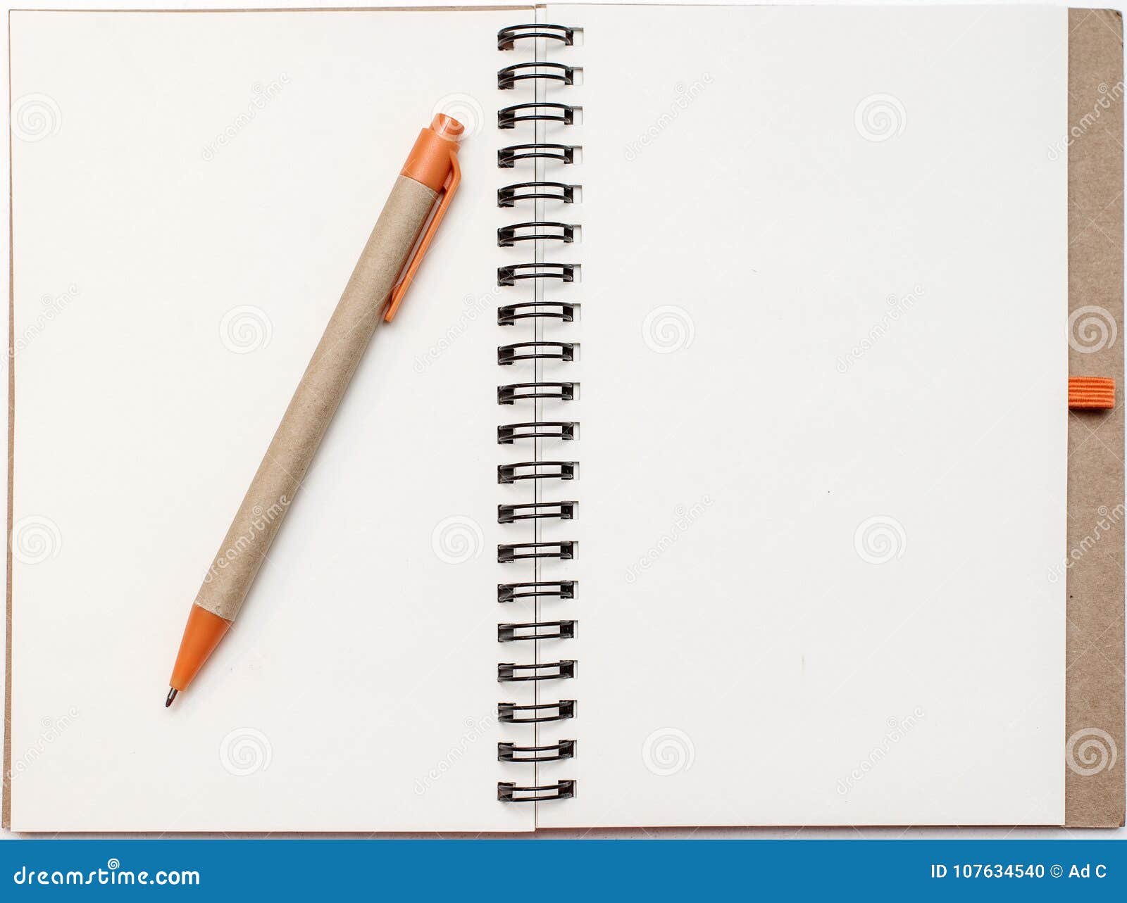 Libreta y pluma en blanco foto de archivo. Imagen de oficina - 107634540