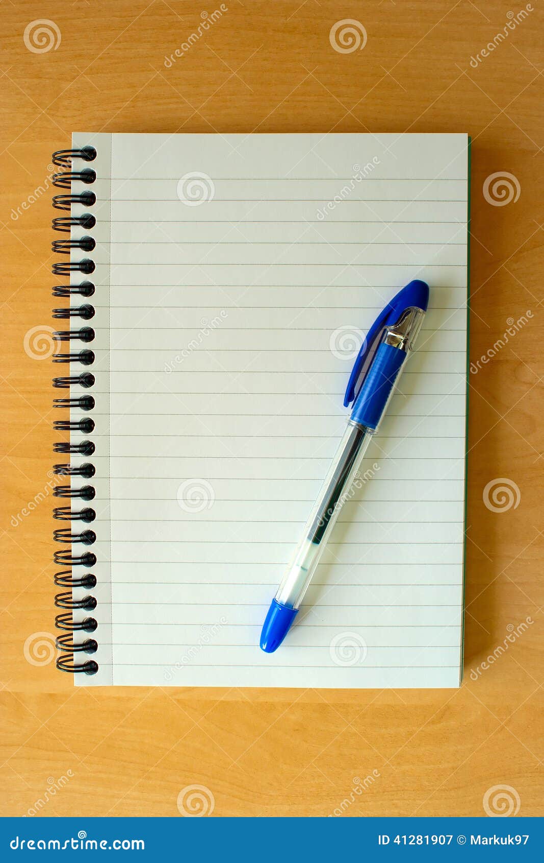 Libreta Y Pluma En El Escritorio De Madera Imagen de archivo - Imagen ...