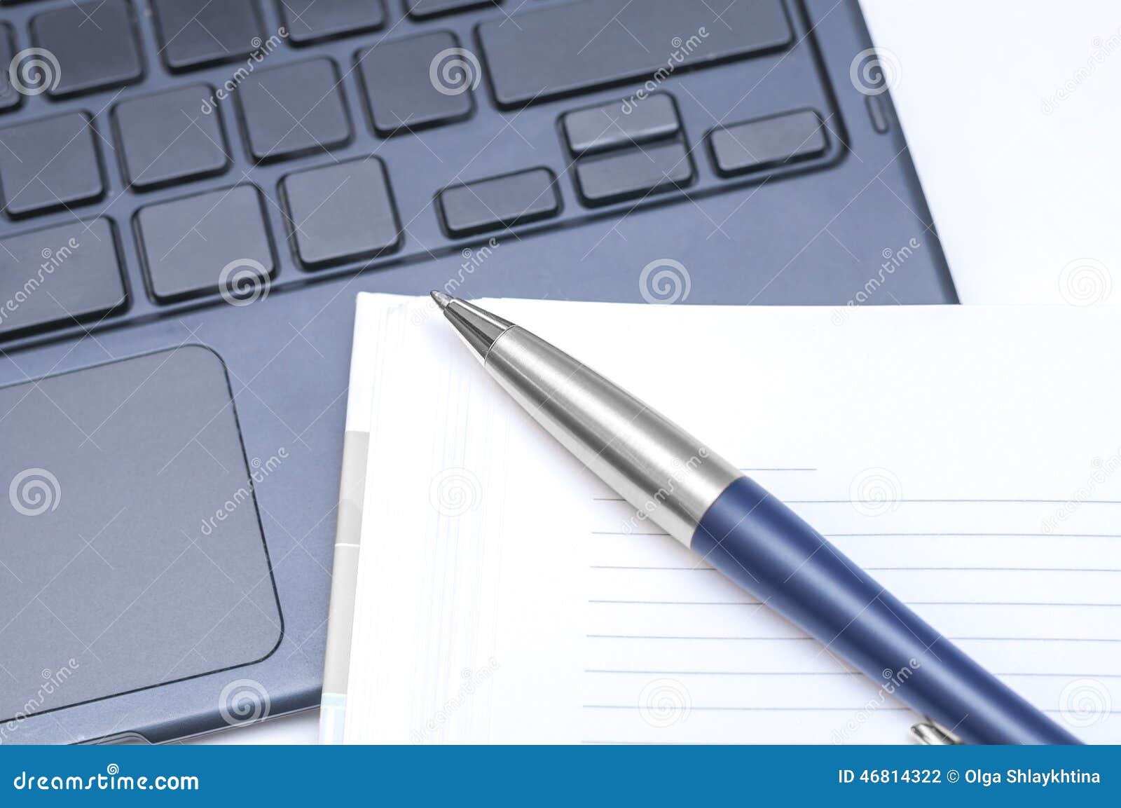 Libreta Y Pluma En El Teclado Foto de archivo - Imagen de estudio ...