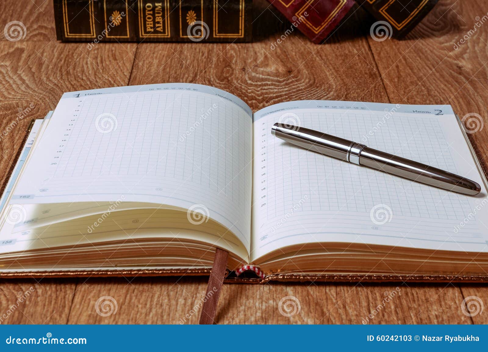 Libreta Y Pluma En La Tabla De Madera Imagen de archivo - Imagen de ...